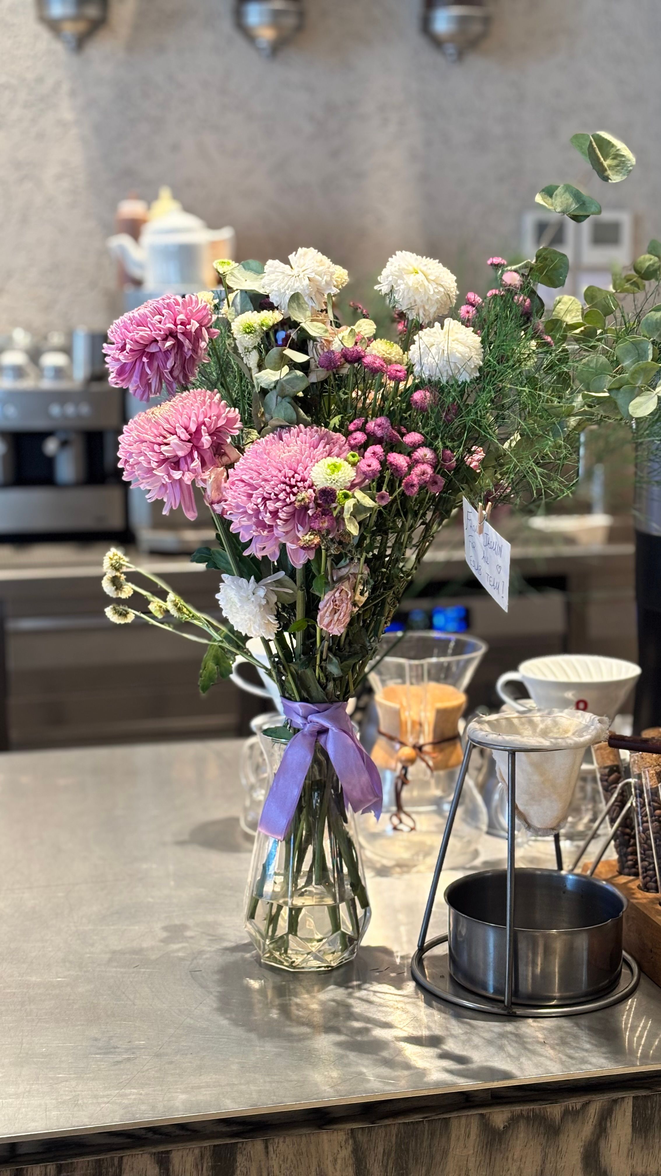 Charming Floral Arrangement in a Cozy Café Setting · Free Stock Photo