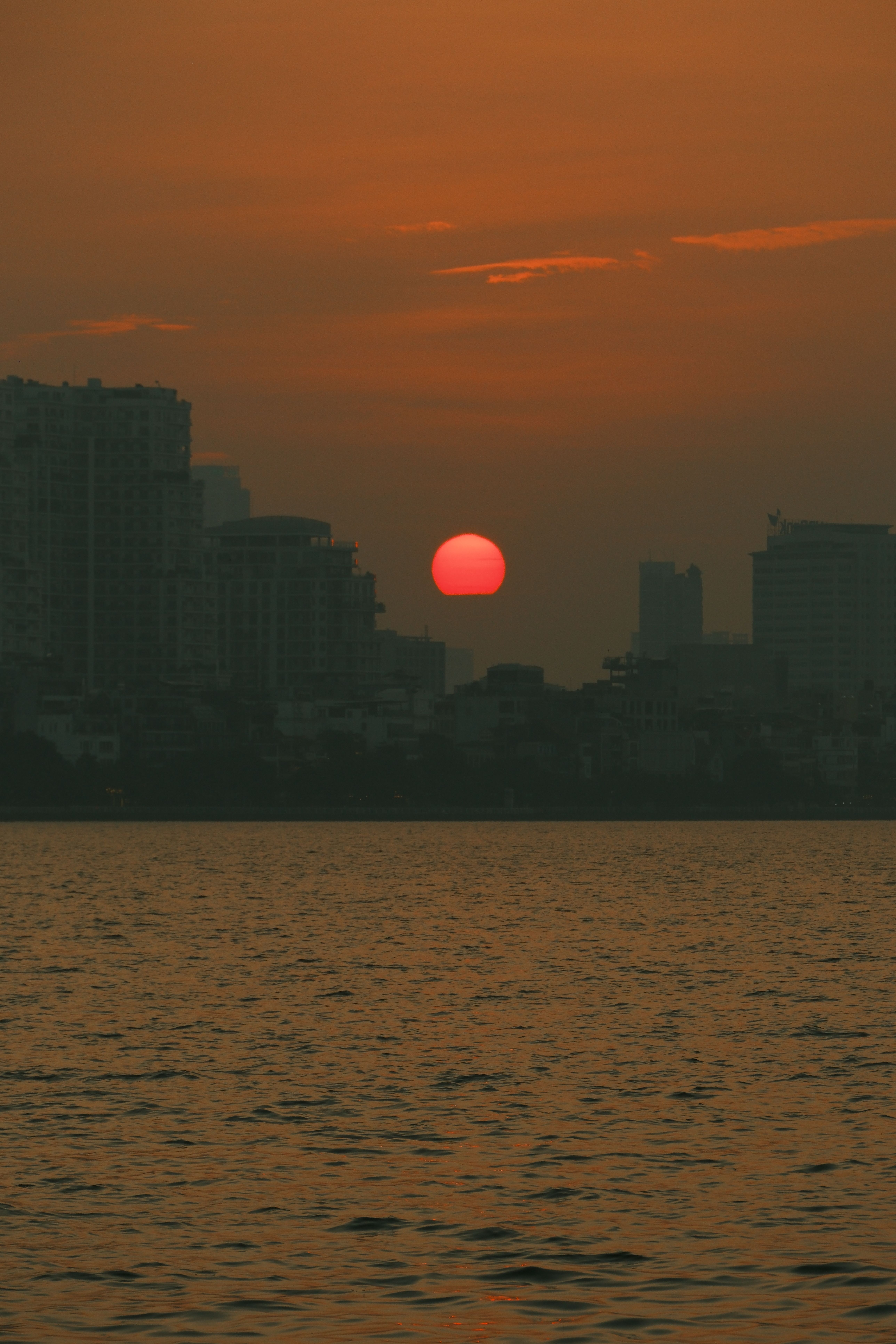 Serene Sunset over City Skyline · Free Stock Photo