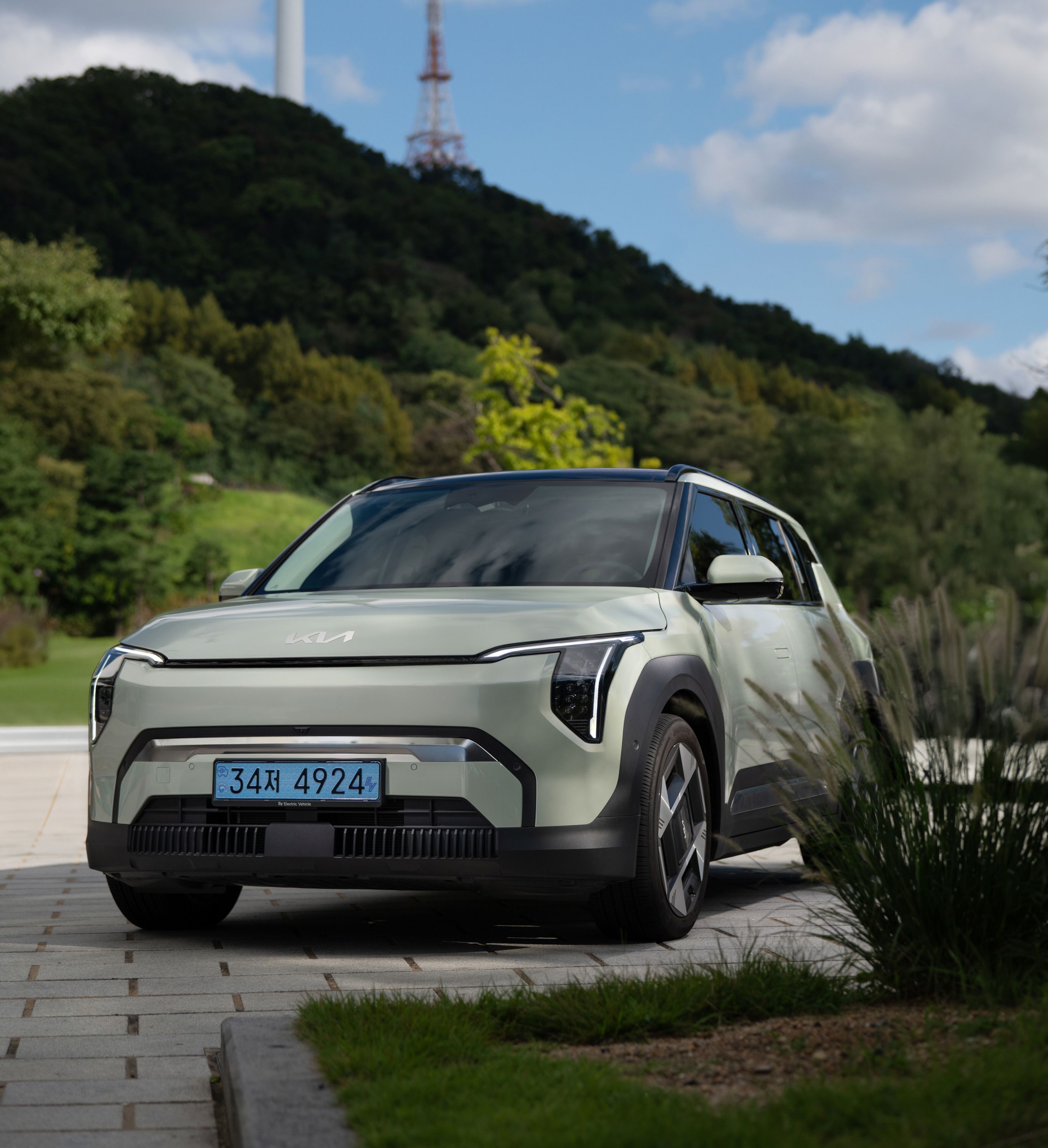 Modern Electric SUV Parked Outdoors in Seoul · Free Stock Photo