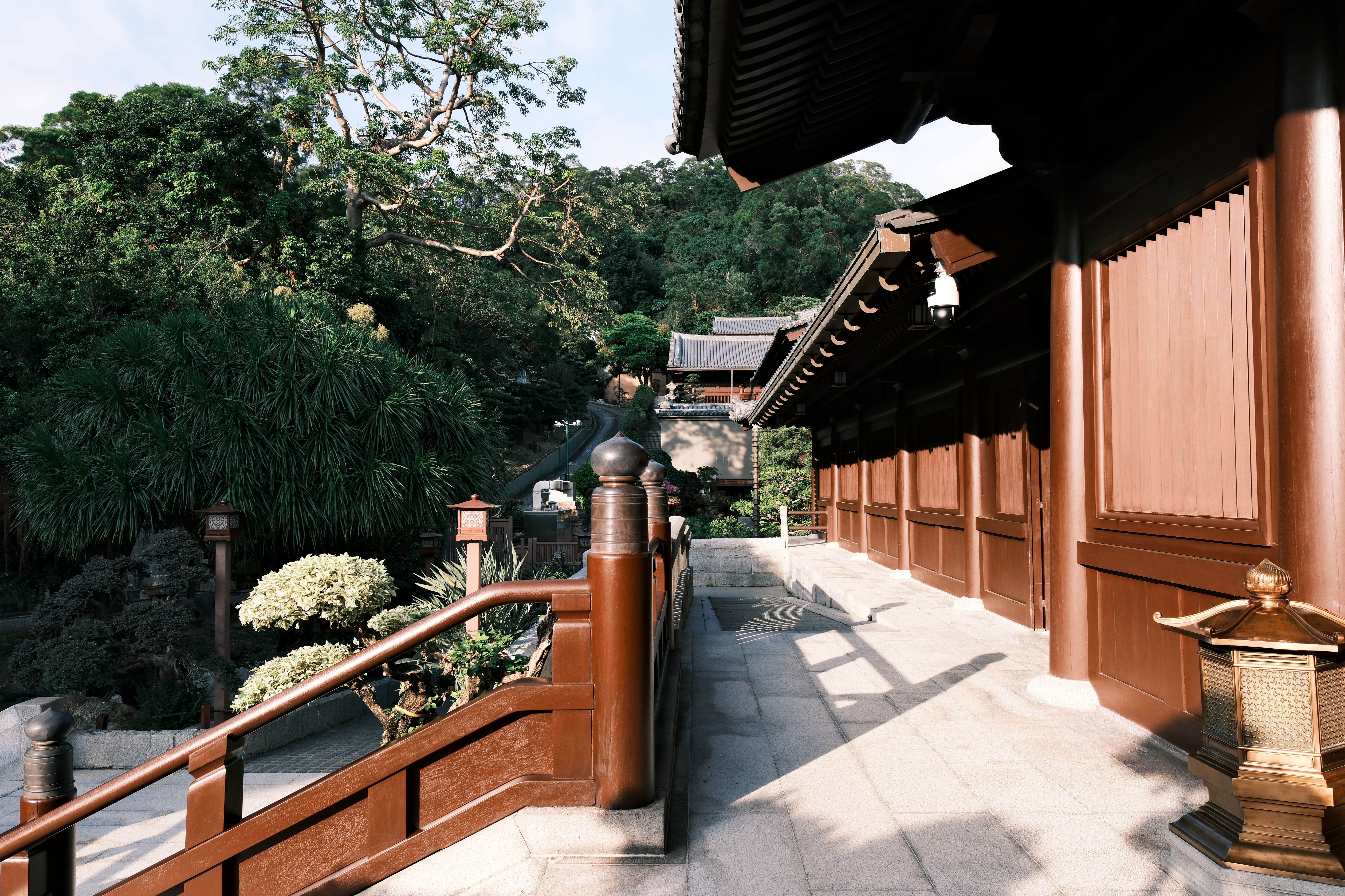 Tranquil Temple Courtyard in Natural Surroundings · Free Stock Photo
