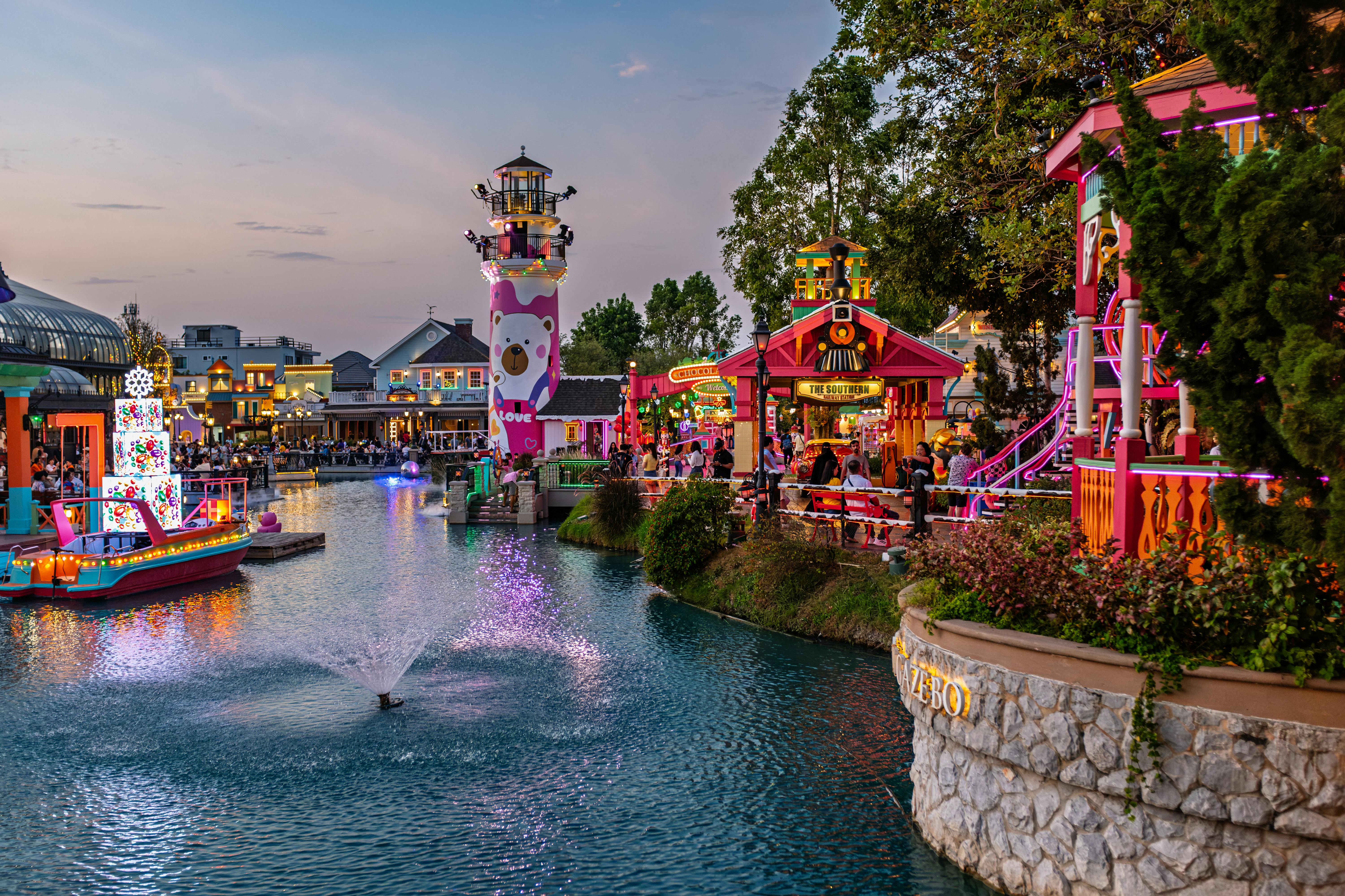 Colorful Evening at Amusement Park Canal · Free Stock Photo
