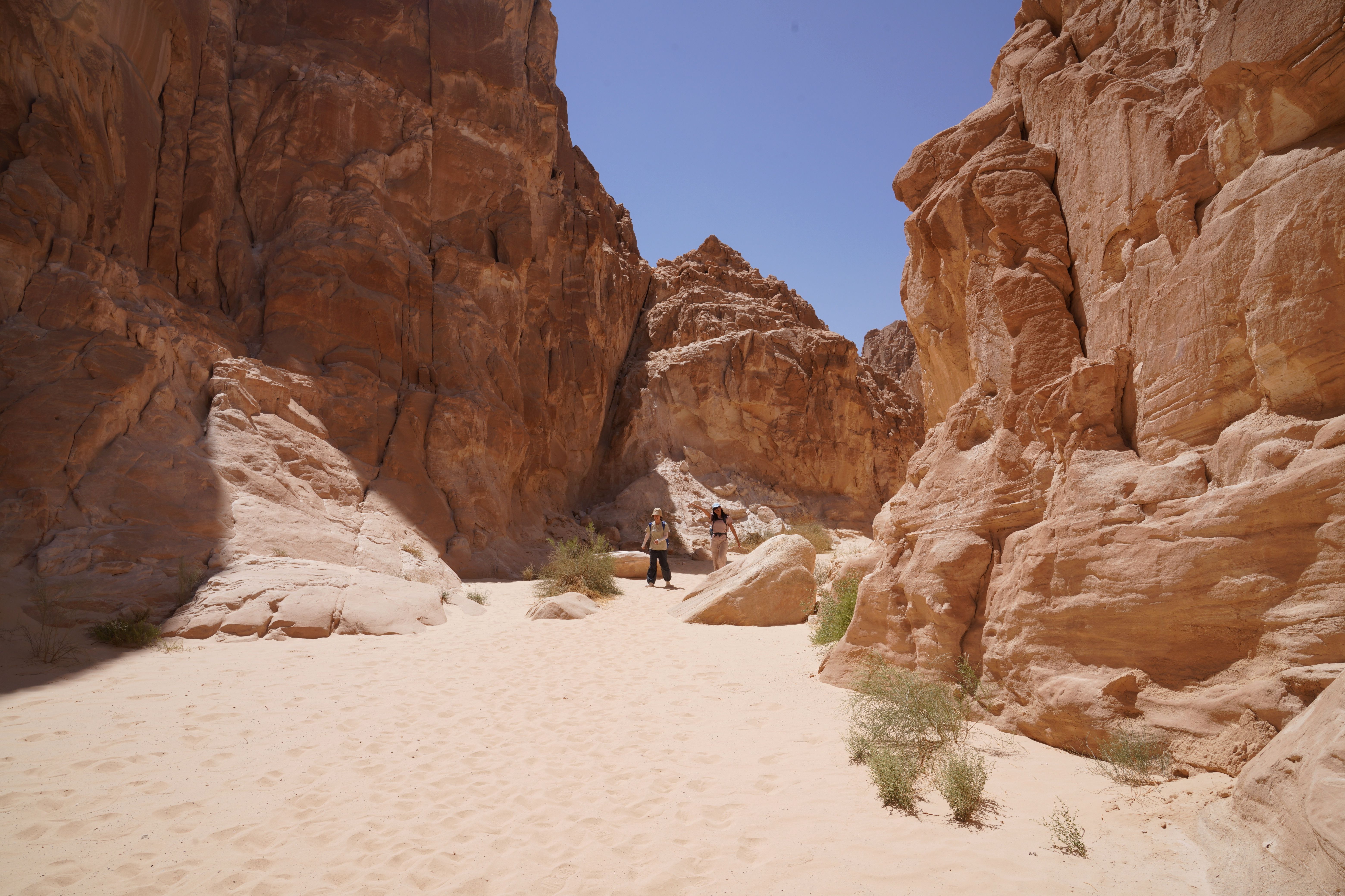 Adventurers Exploring the Egyptian Desert Canyon · Free Stock Photo