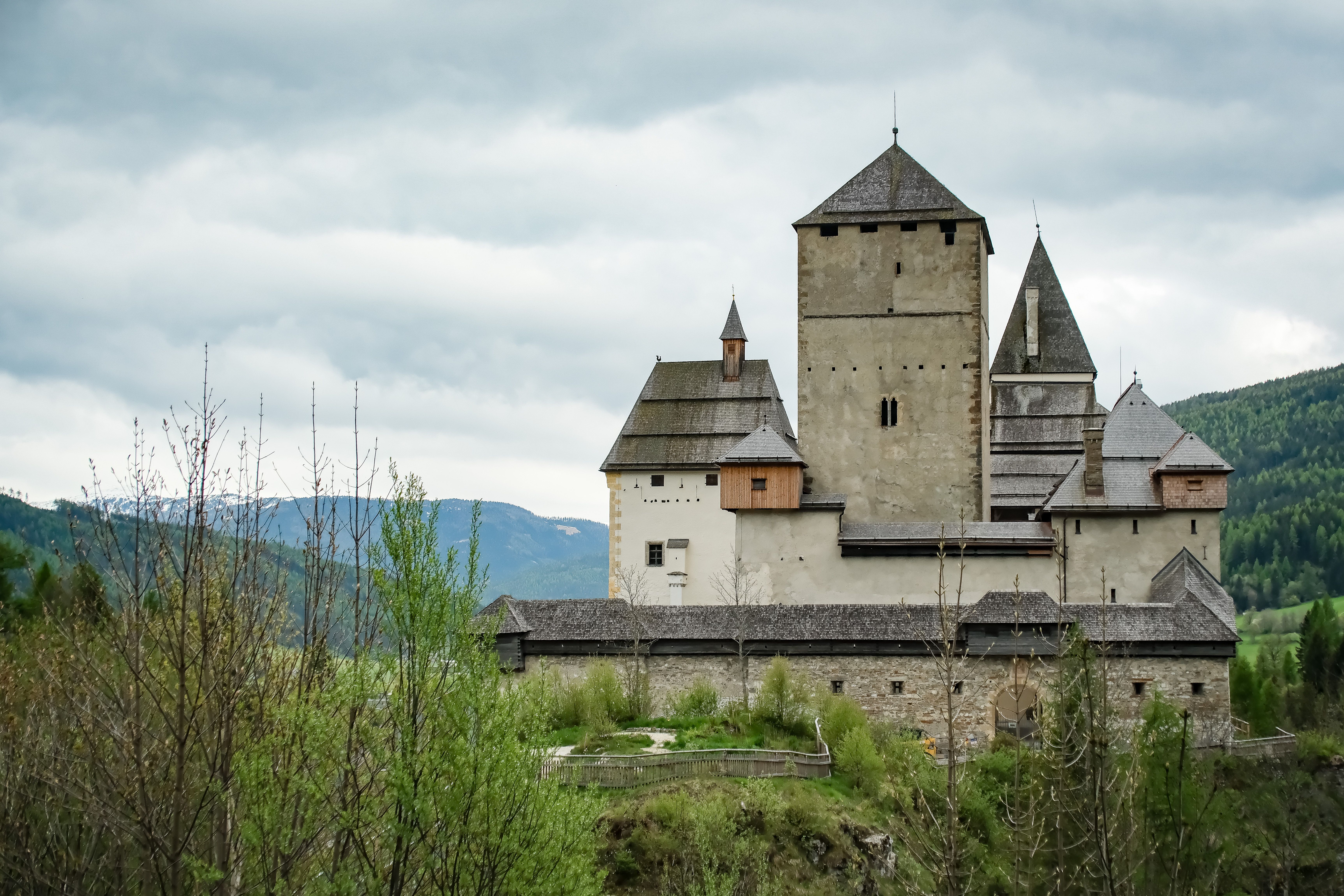Château Historique De Mauterndorf Dans Un Paysage Printanier · Photo ...