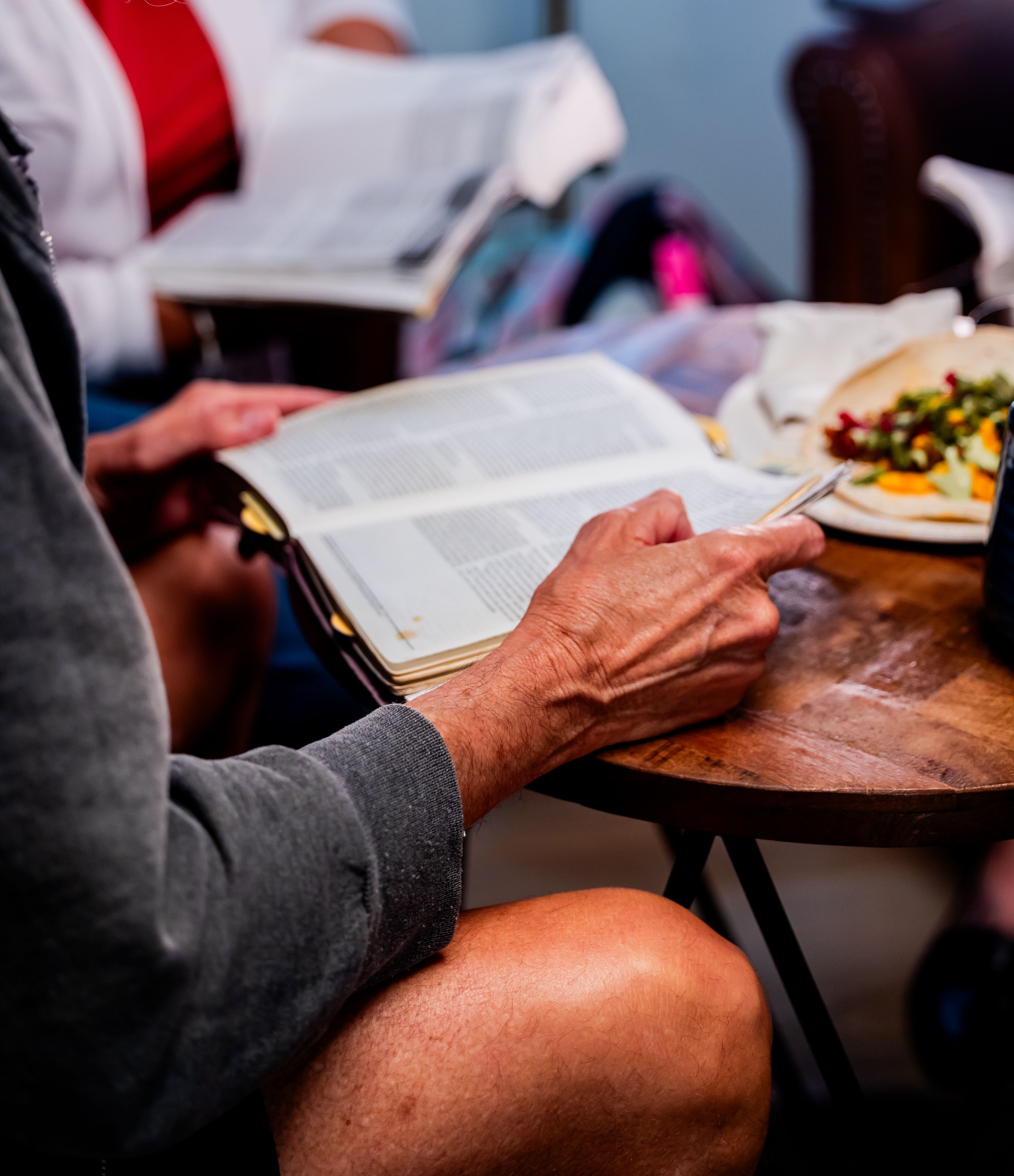 Casual Reading Session in a Cozy Café · Free Stock Photo