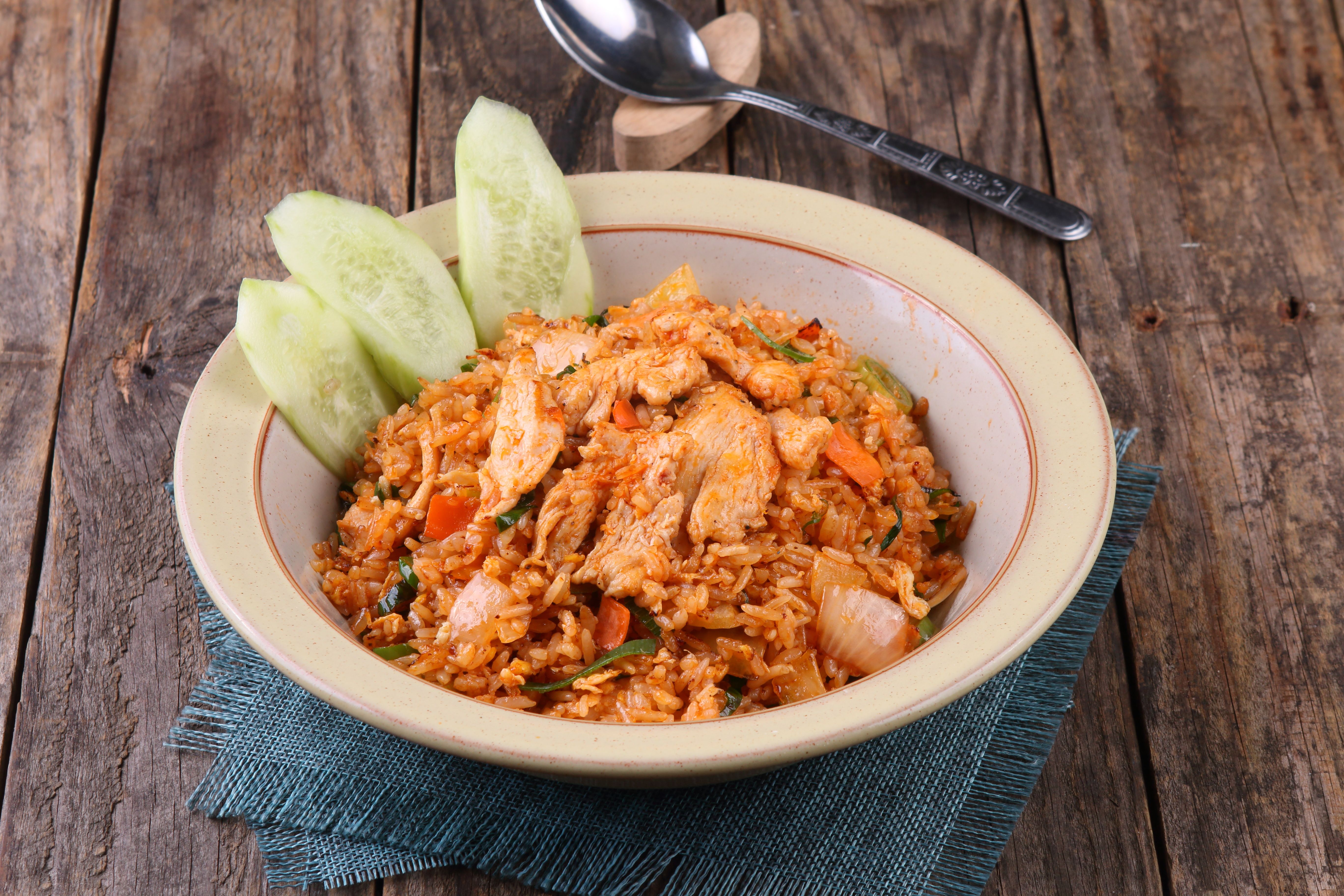 Cơm Chiên Gà Ngon Với Rau Tươi · Ảnh có sẵn miễn phí