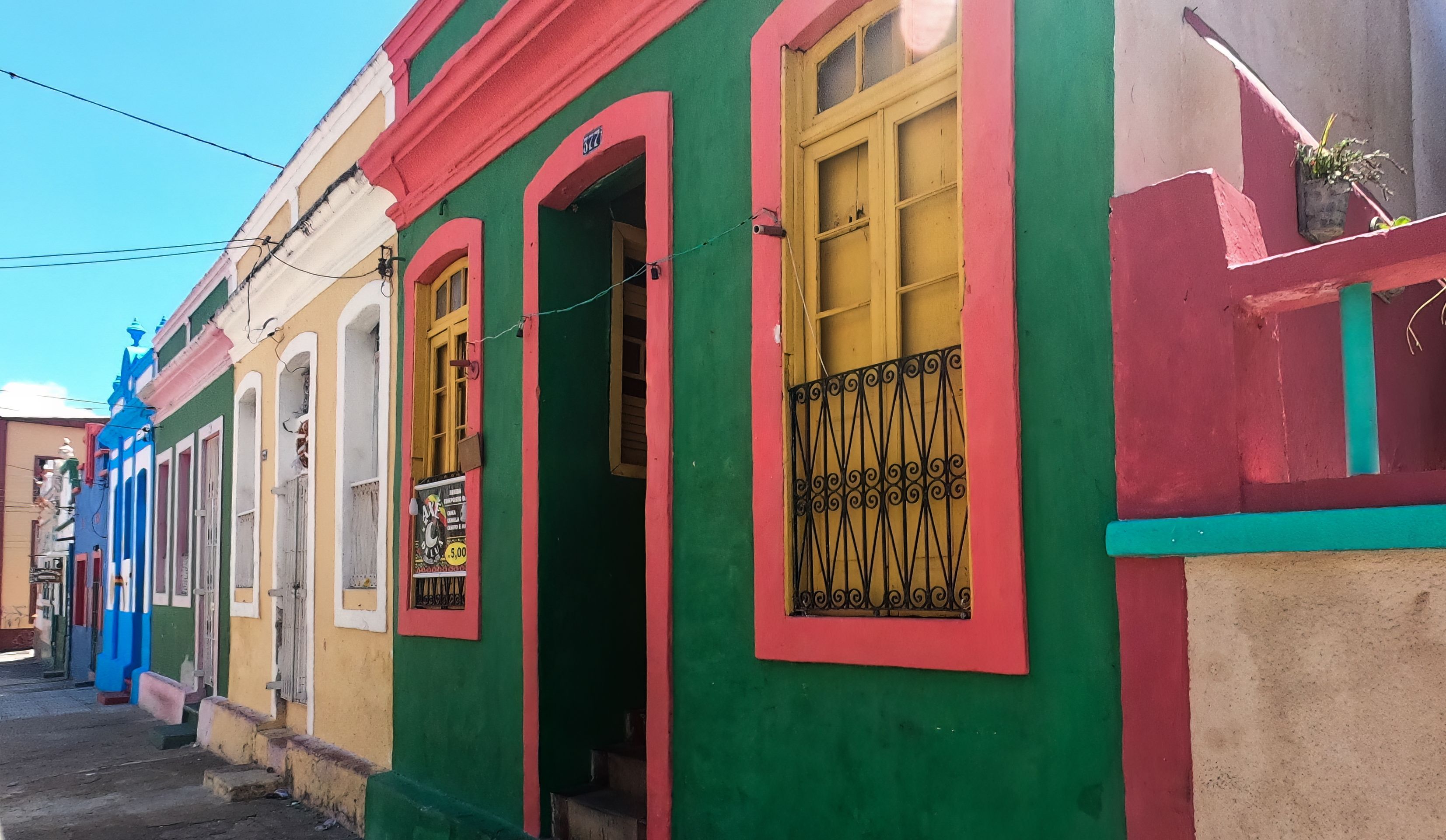 Colorful Colonial Street in Vibrant Daylight · Free Stock Photo