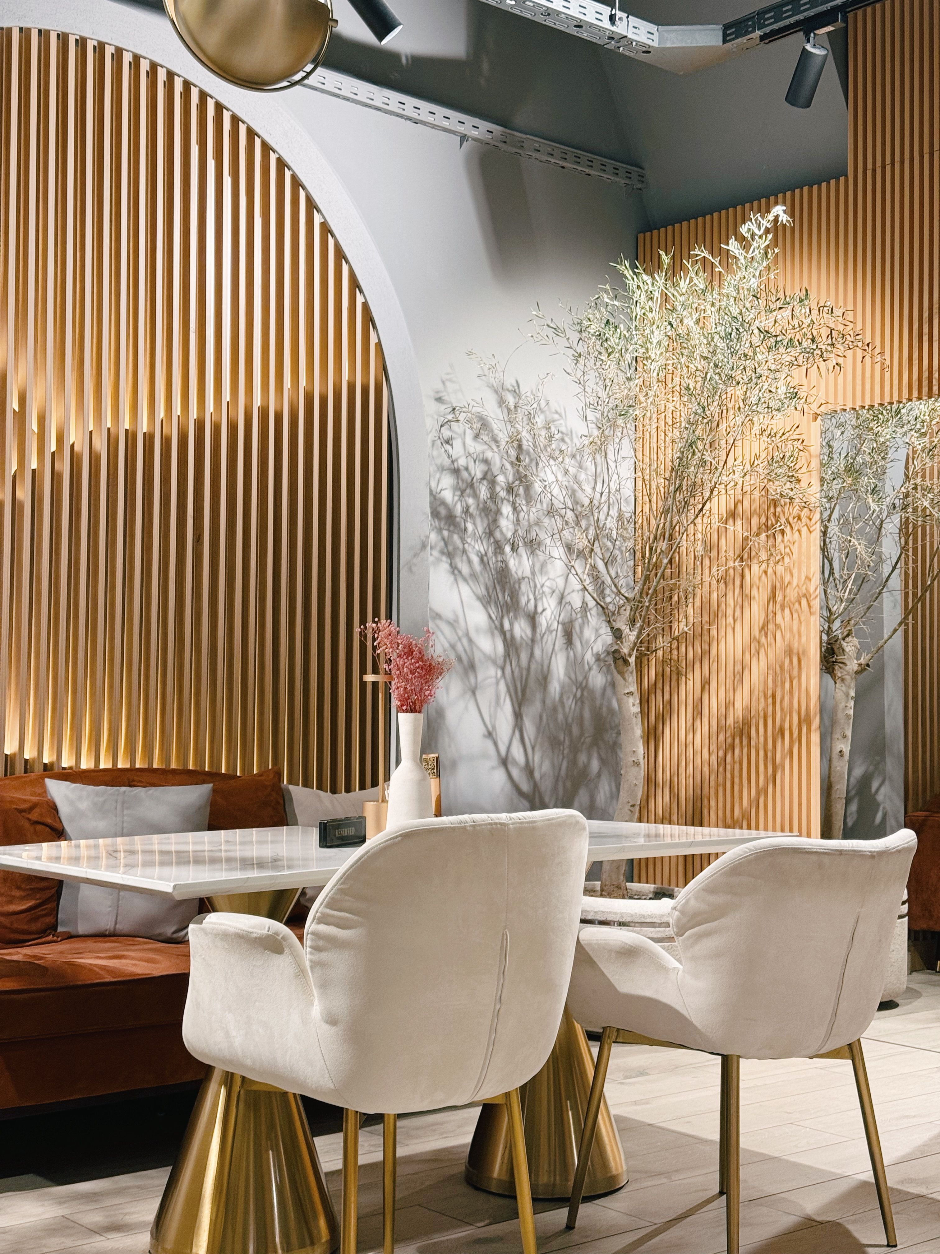 Stylish Modern Cafe with Elegant Decor and Seating · Free Stock Photo