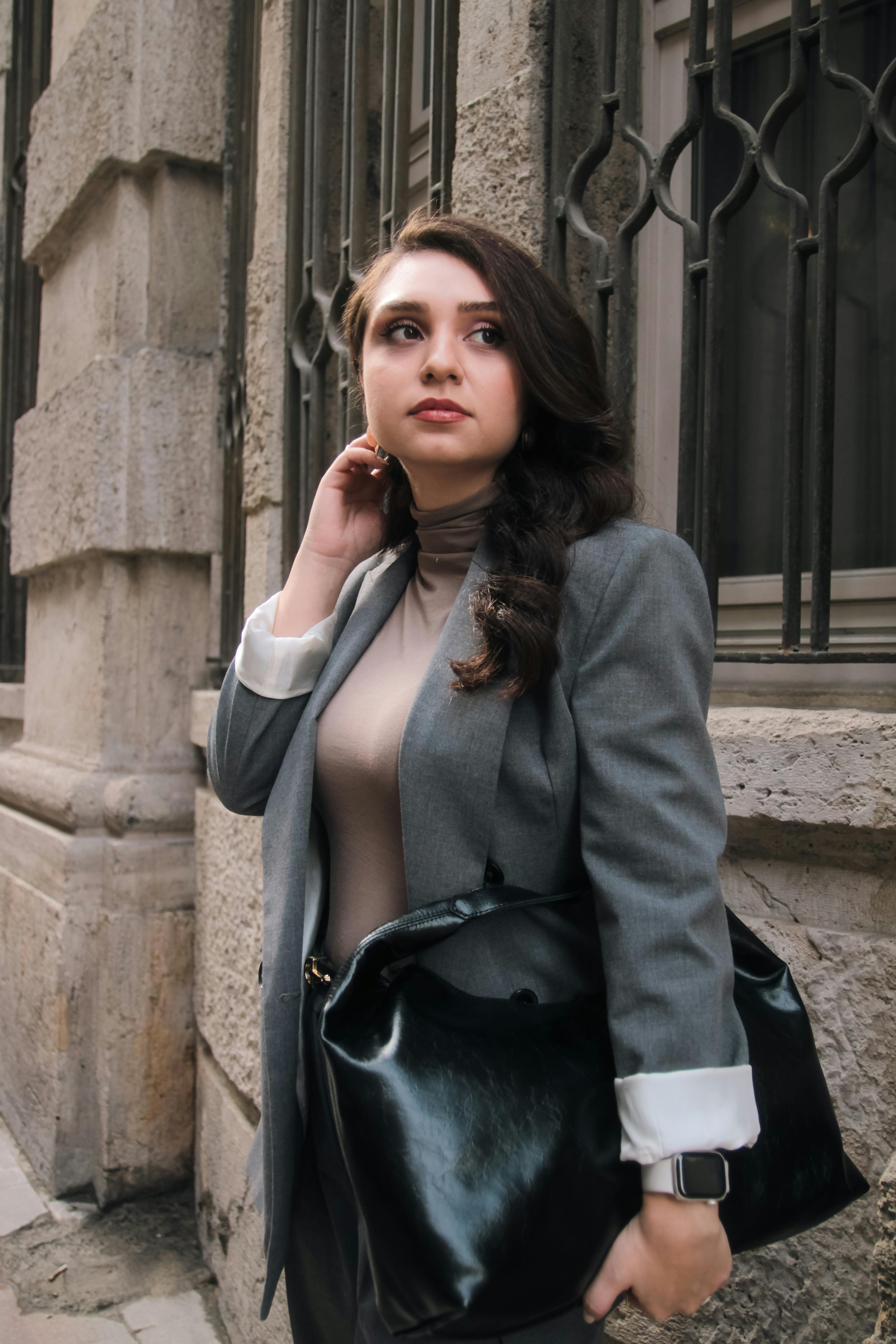 1.000.000+ 75-women-that-embraced-their-grey-roots-and-look-stunning ...