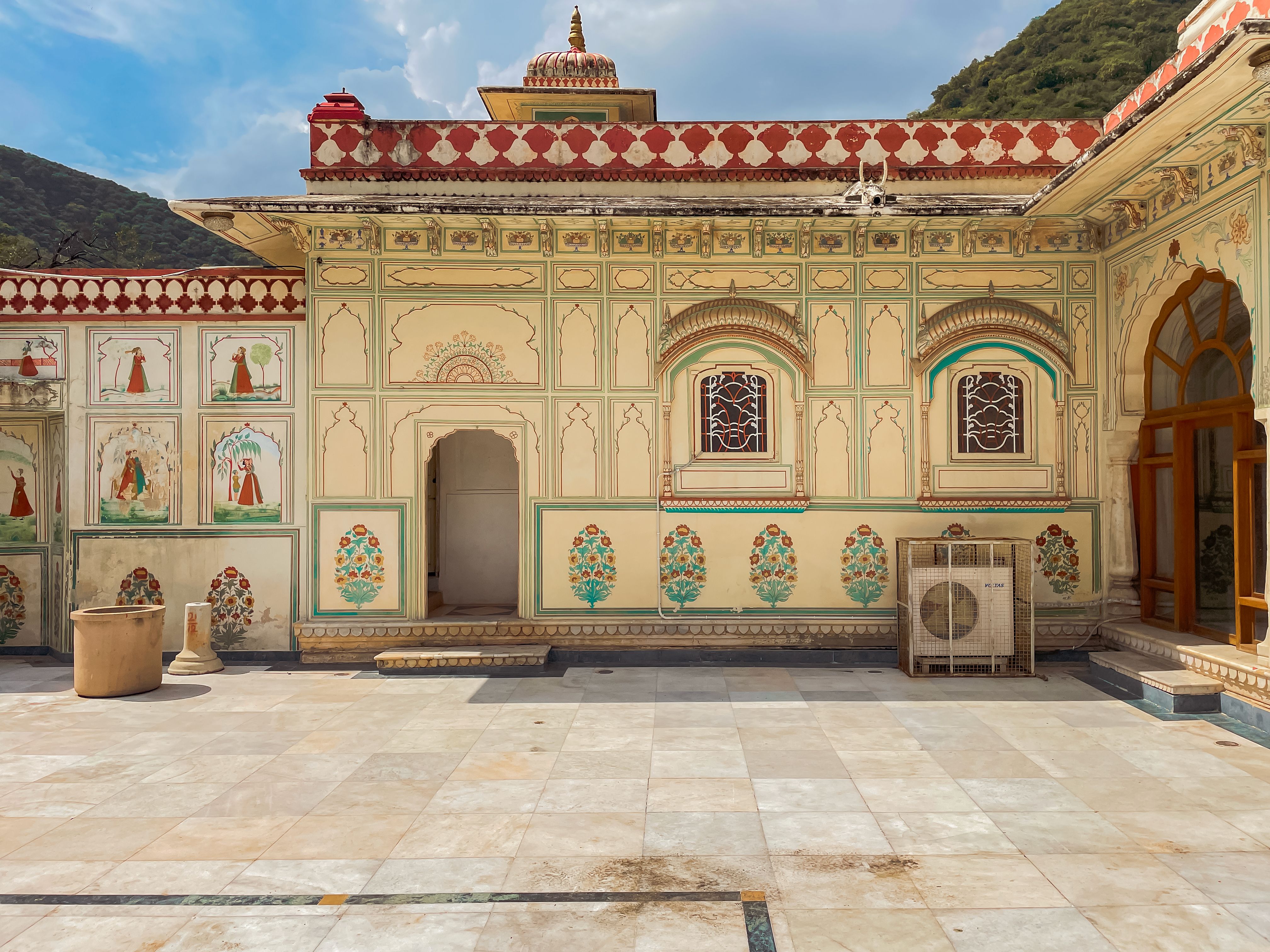 Traditional Rajasthani Architecture in Jaipur Courtyard · Free Stock Photo