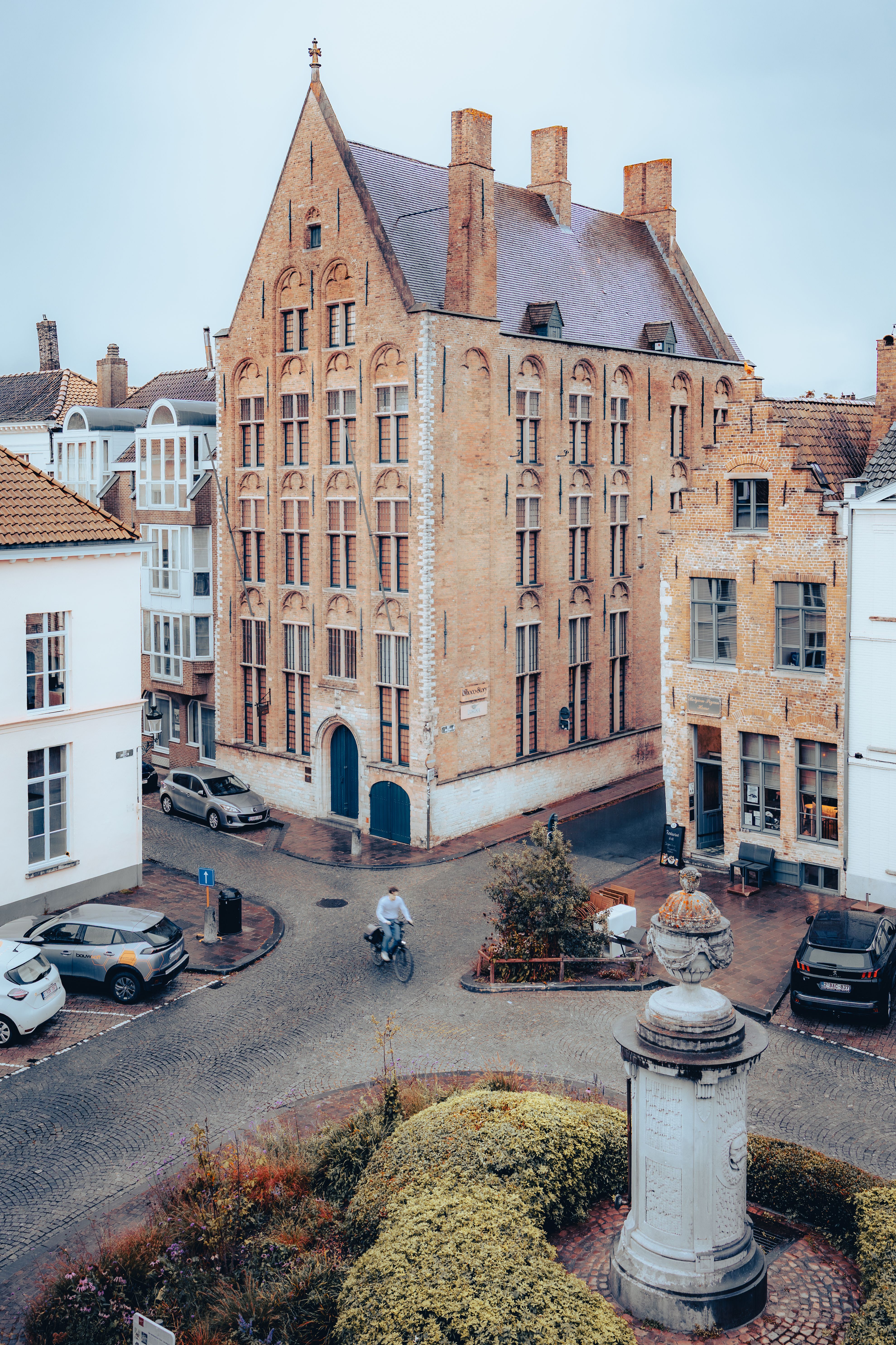 Charming Urban Scene in Historic Bruges · Free Stock Photo