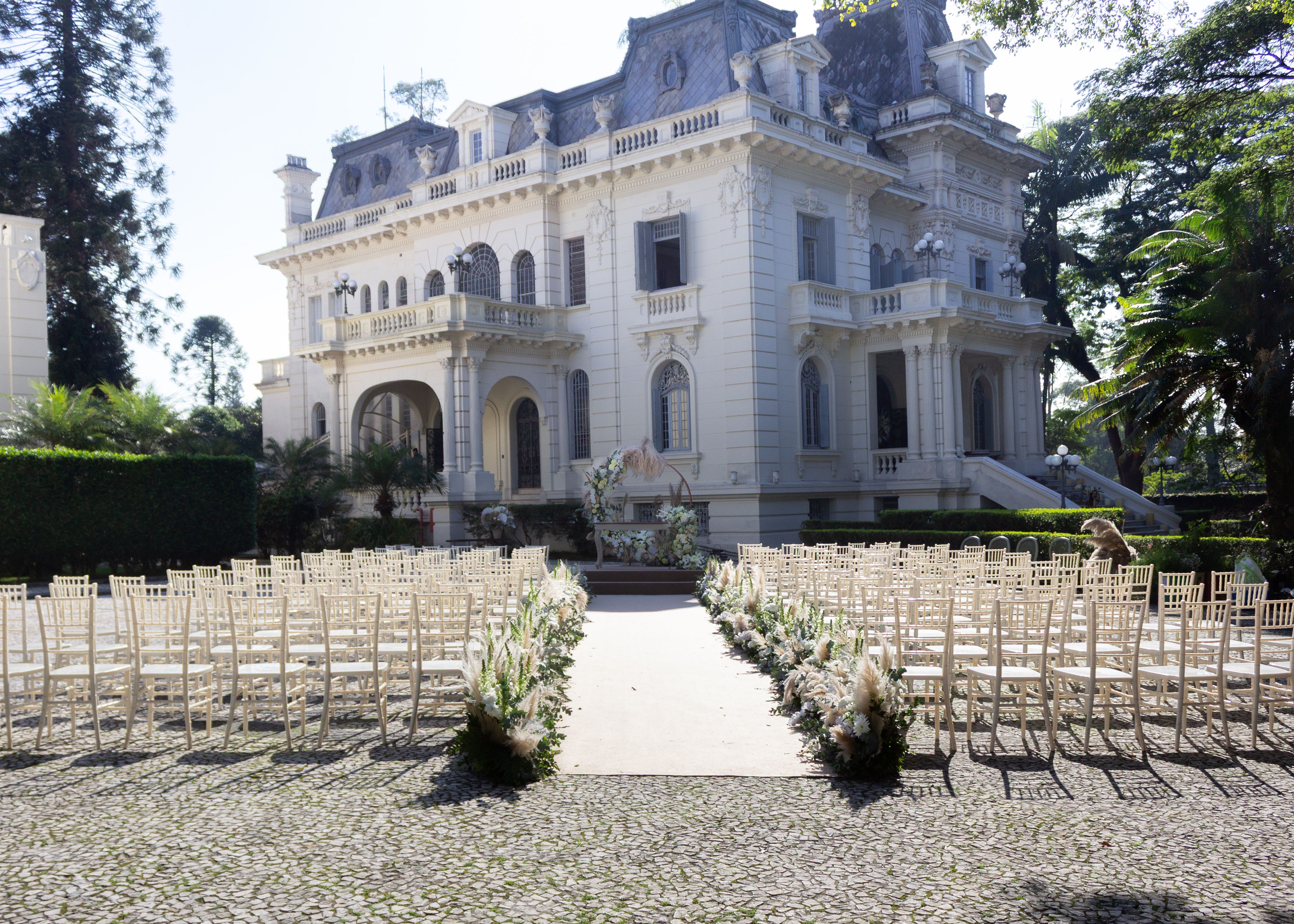 Elegant Wedding Setup at Historic São Paulo Mansion · Free Stock Photo