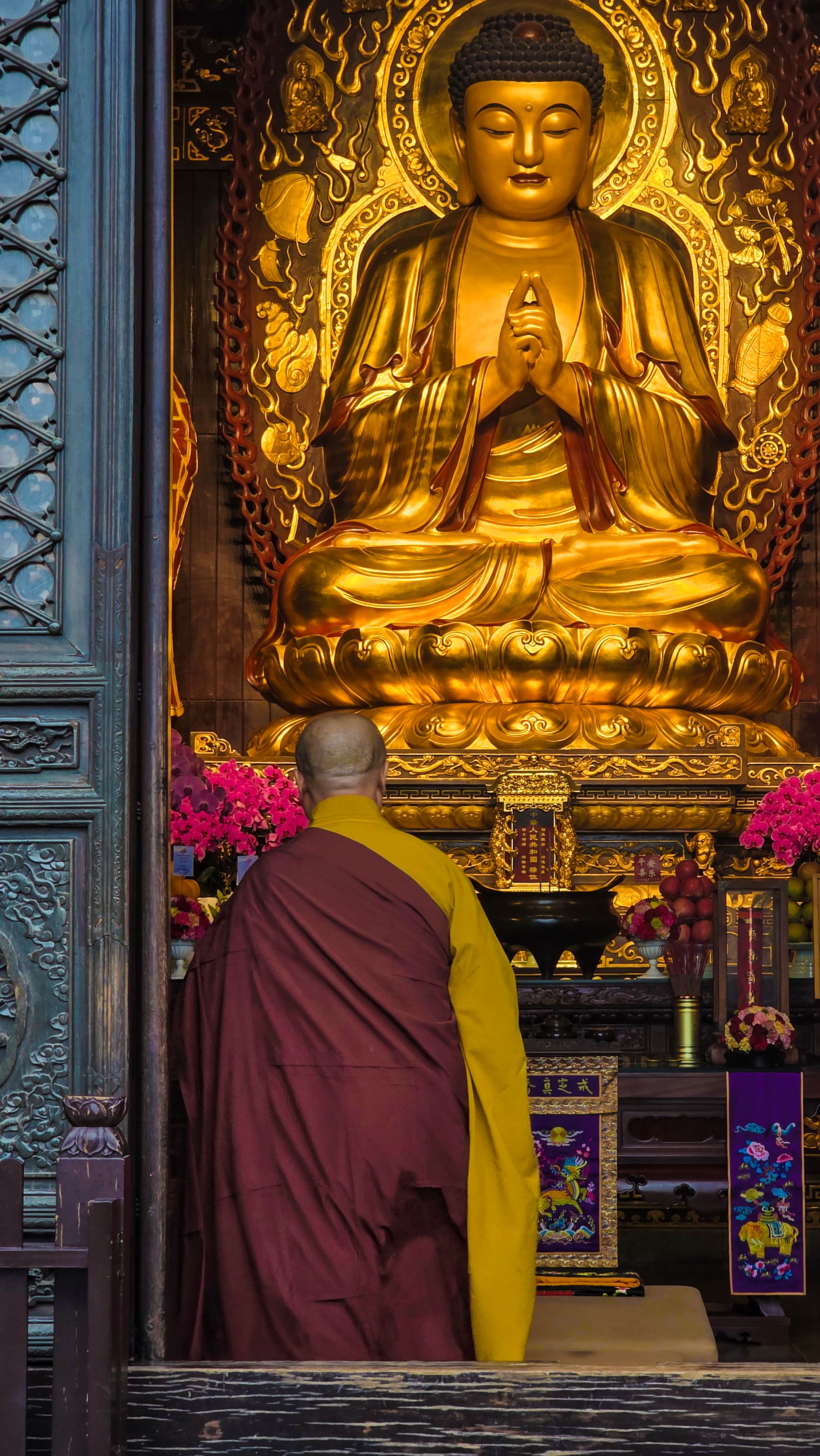 Monje Rezando Ante La Estatua Dorada Del Buda En Xi'an · Foto de stock ...