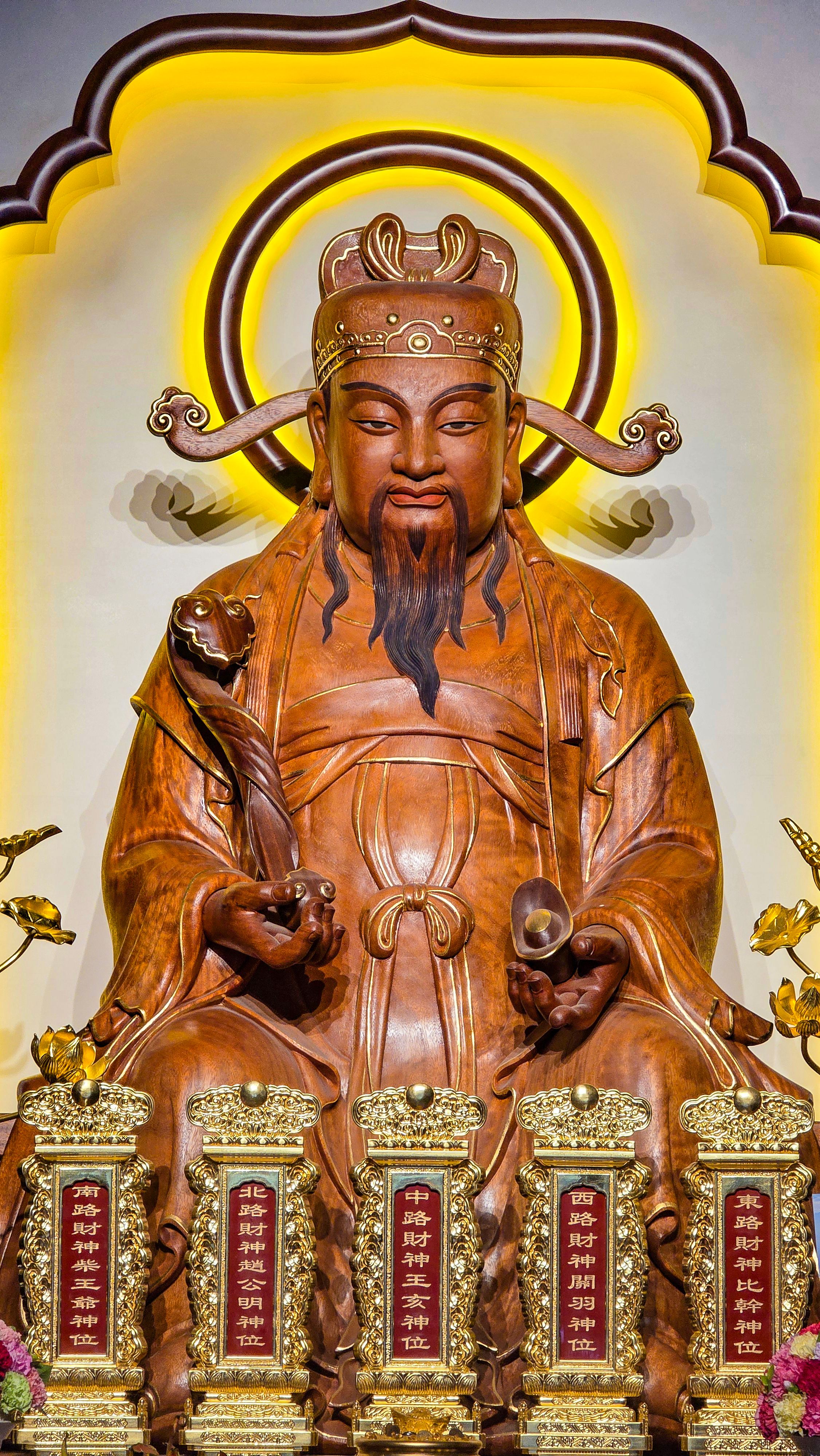 Serene Wooden Statue of Chinese Deity in Xi'an · Free Stock Photo