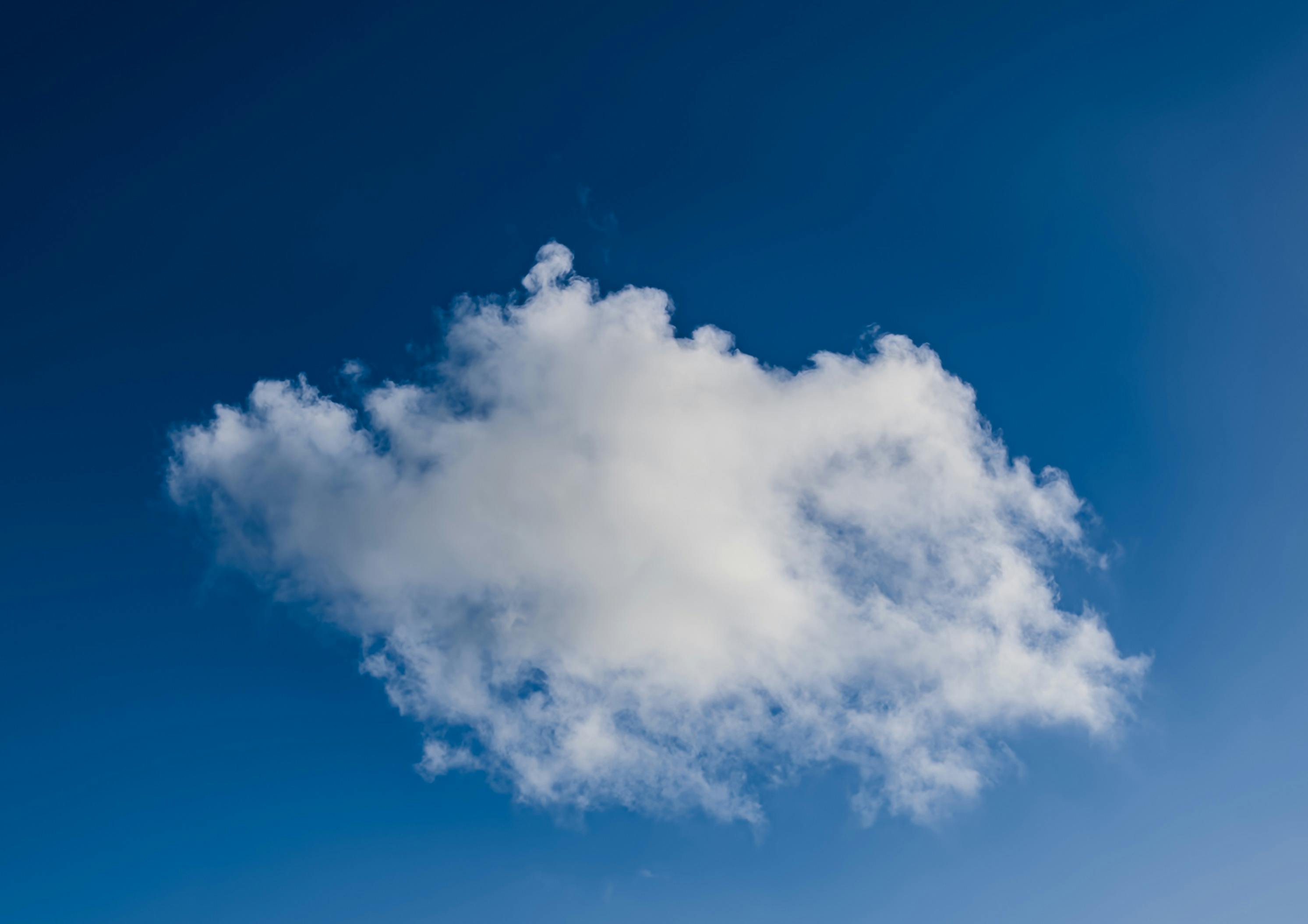 Berrak Mavi Gökyüzüne Karşı Kabarık Beyaz Bulut · Ücretsiz Stok Fotoğraf