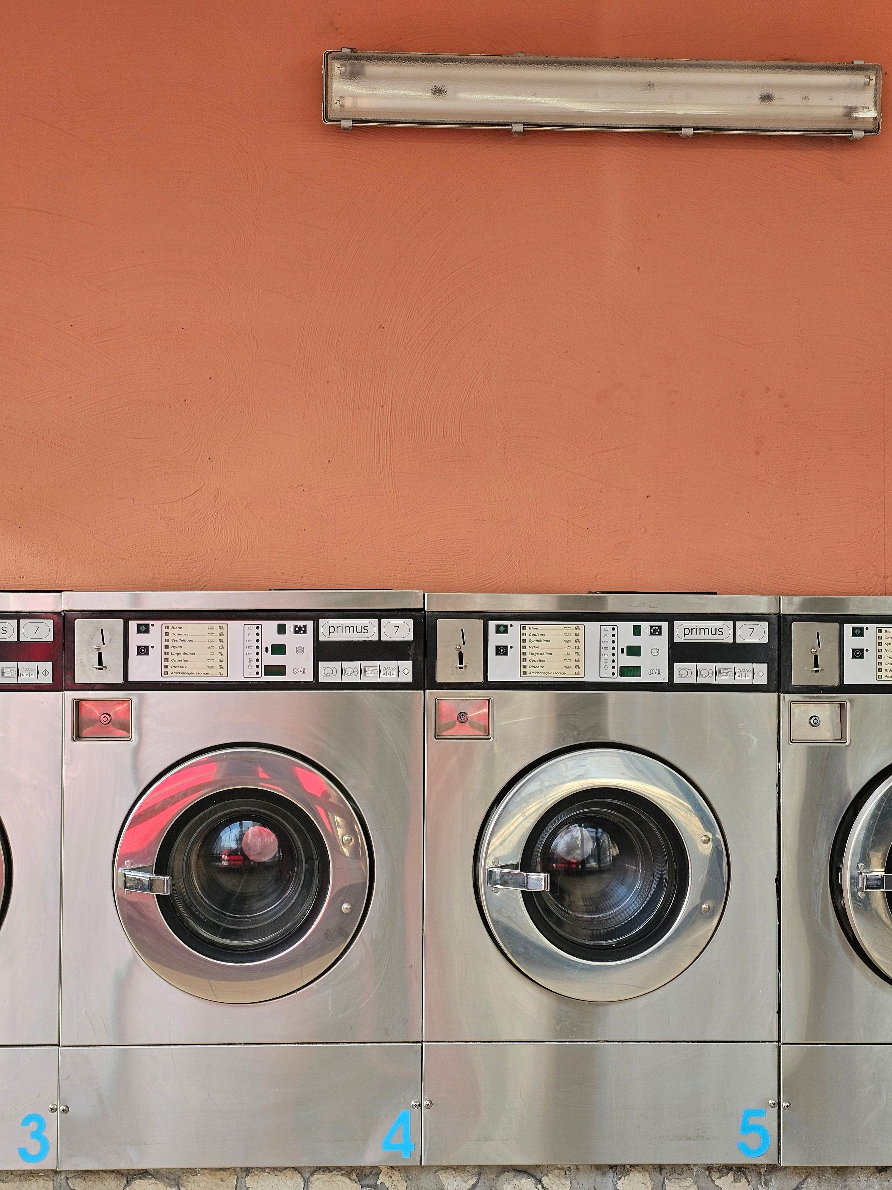 Deretan Mesin Cuci Industri Di Laundry · Foto Stok Gratis