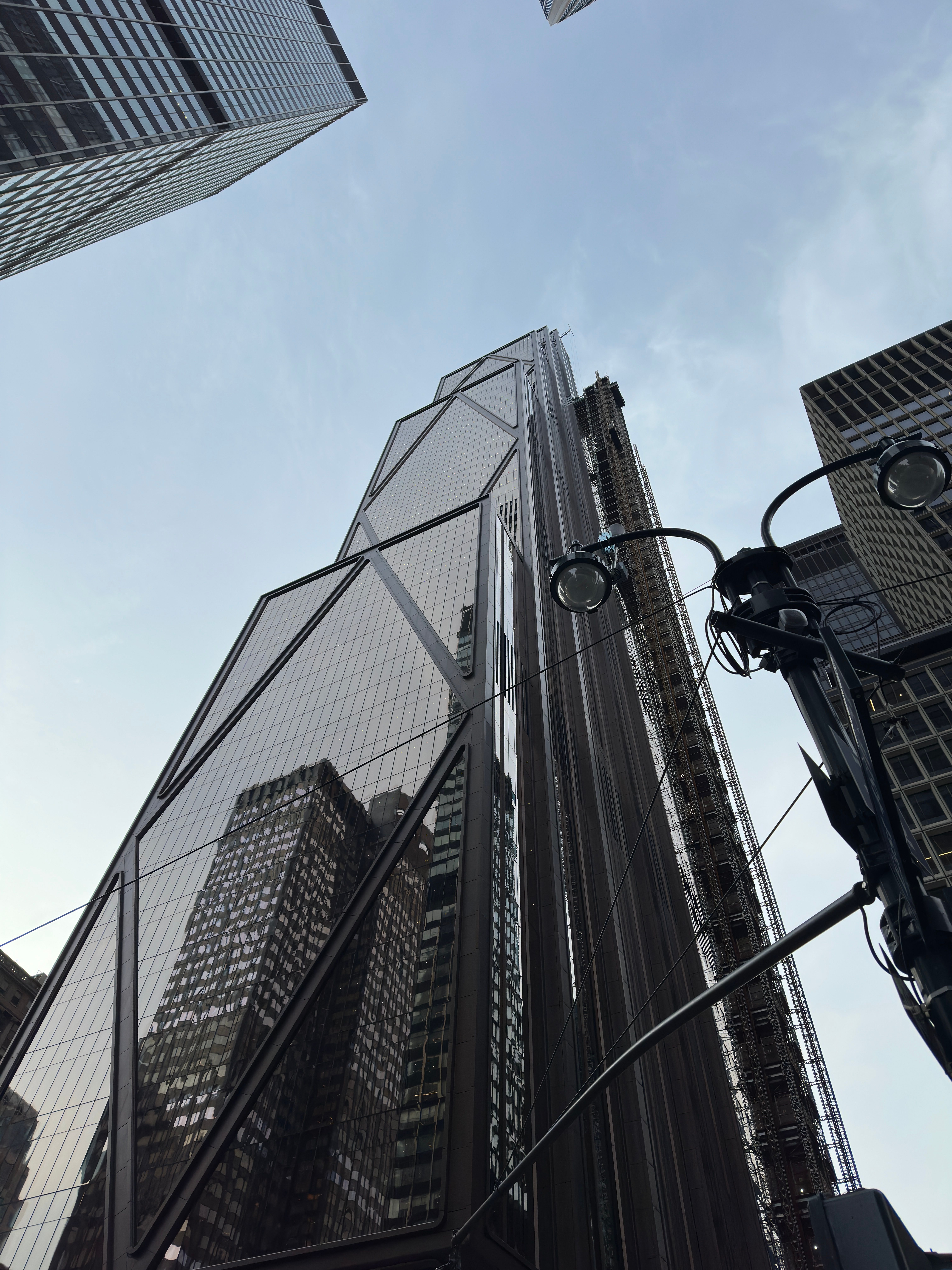 Skyscraper in Modern Cityscape with Reflections · Free Stock Photo