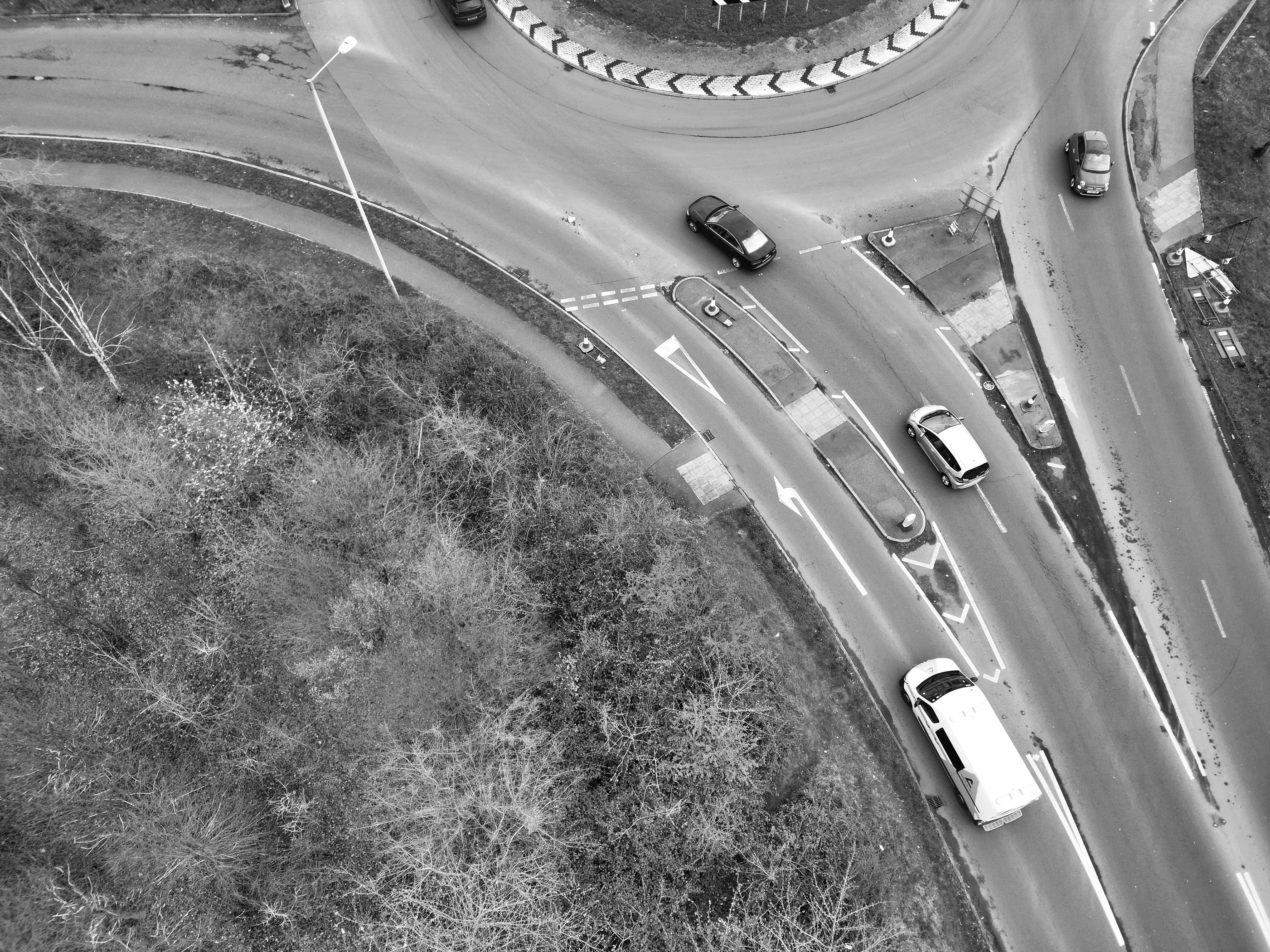 Vista Aérea De Uma Rotunda Em Preto E Branco. · Foto profissional gratuita