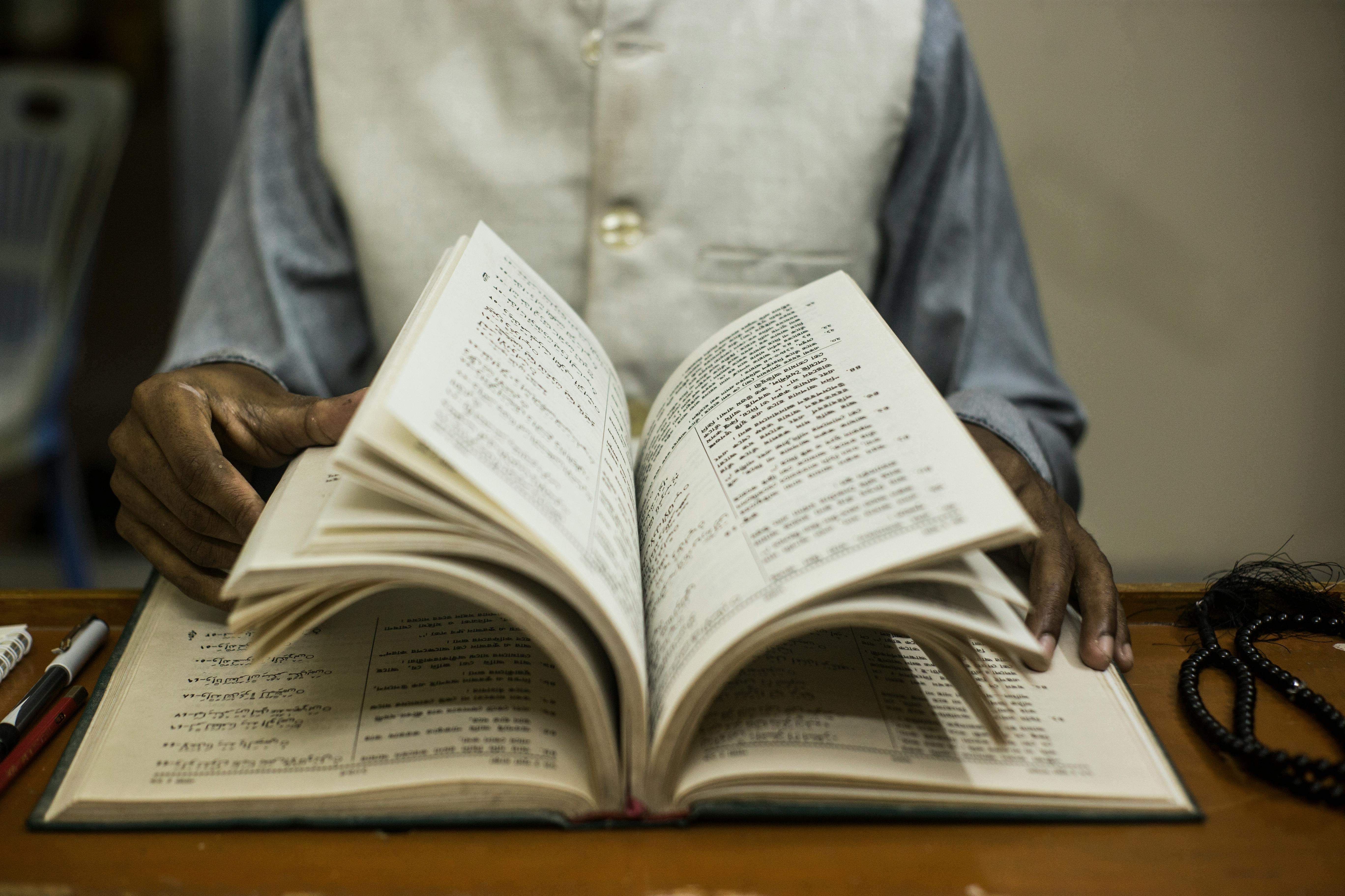 Pria Membaca Teks Agama Di Dalam Ruangan · Foto Stok Gratis