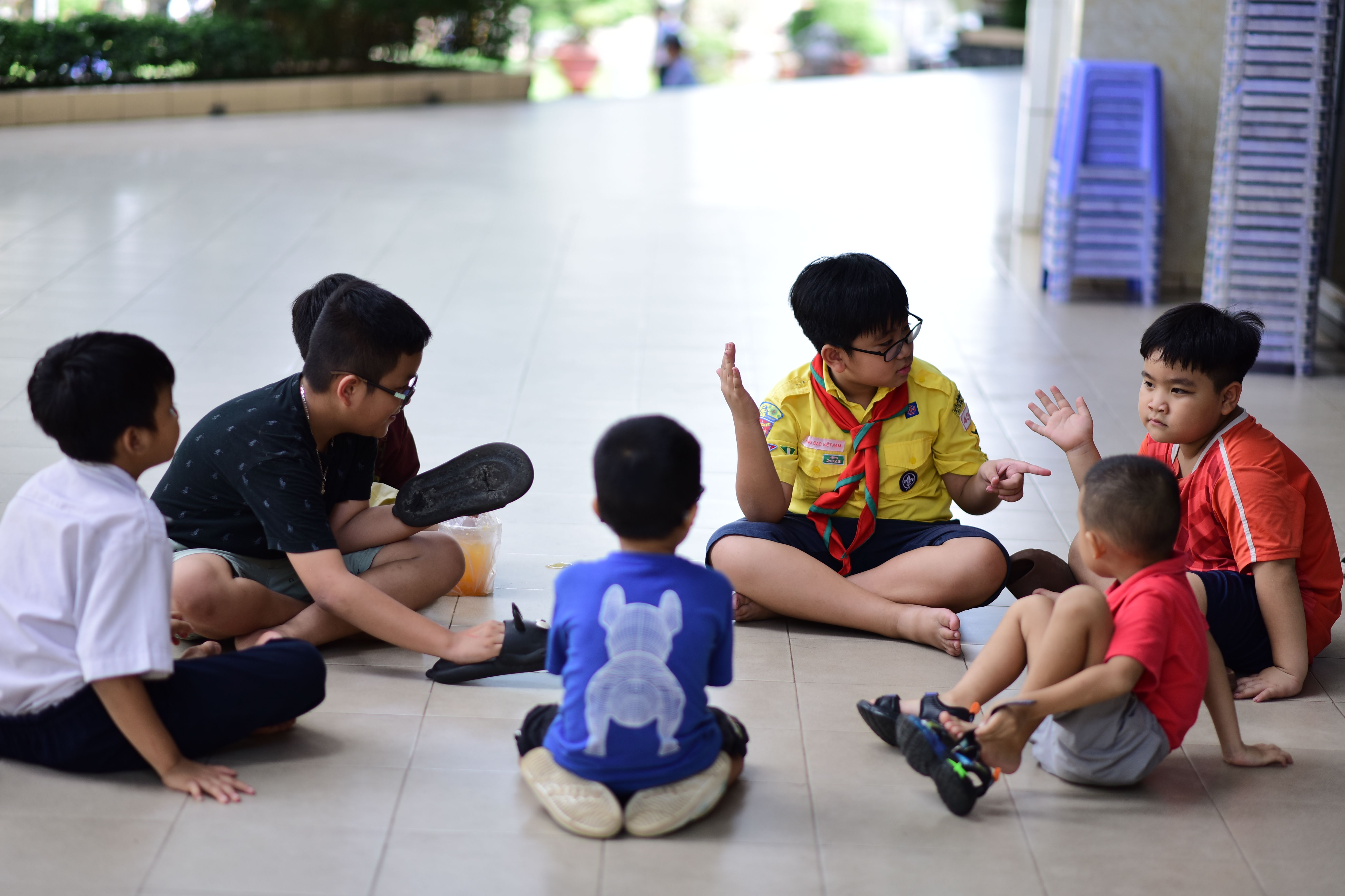 Children in Group Discussion Indoors · Free Stock Photo
