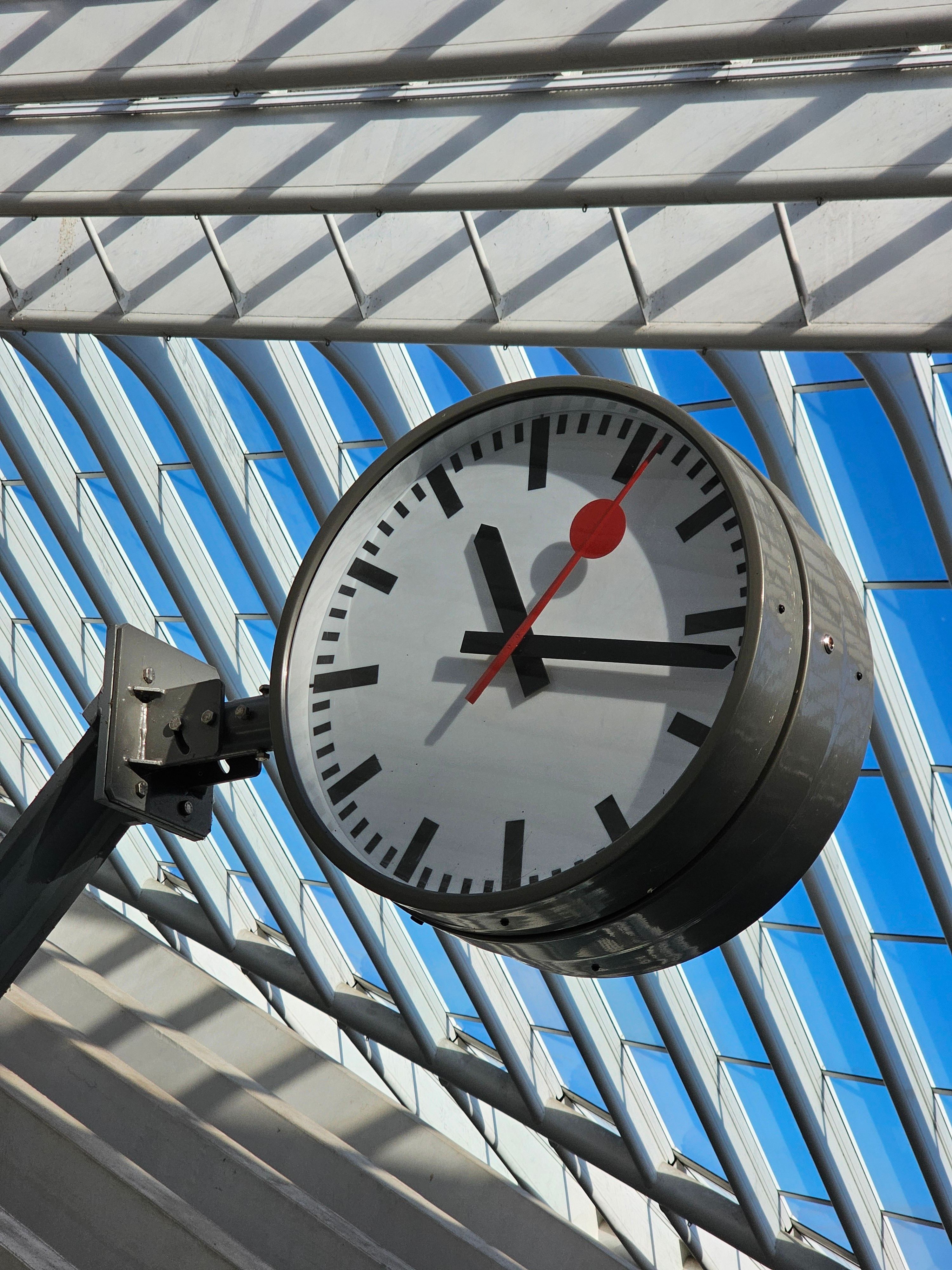 Modern Clock at Liège-Guillemins Railway Station · Free Stock Photo