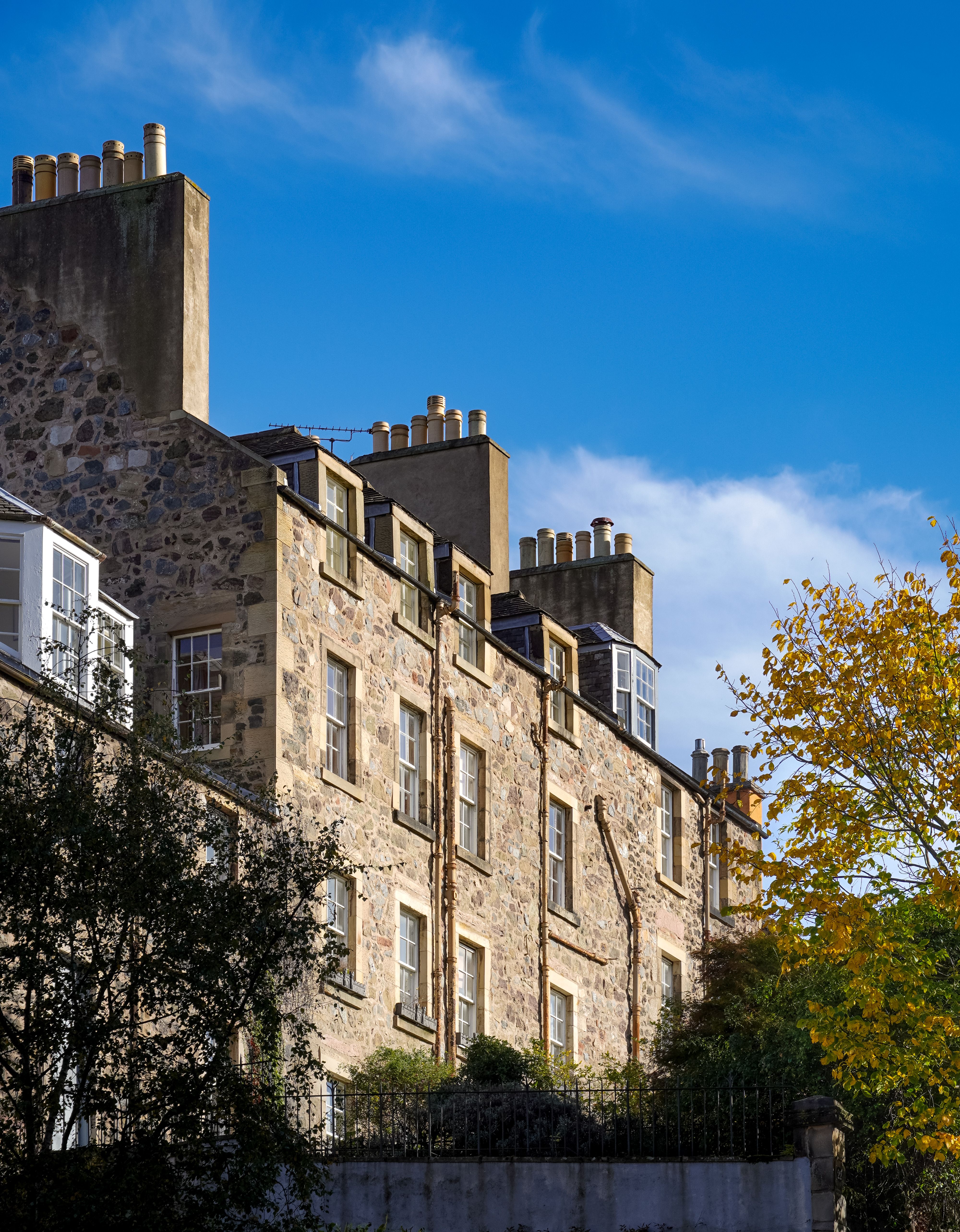 Historische Gebouwen In Edinburgh Onder Een Blauwe Lucht · Gratis stockfoto
