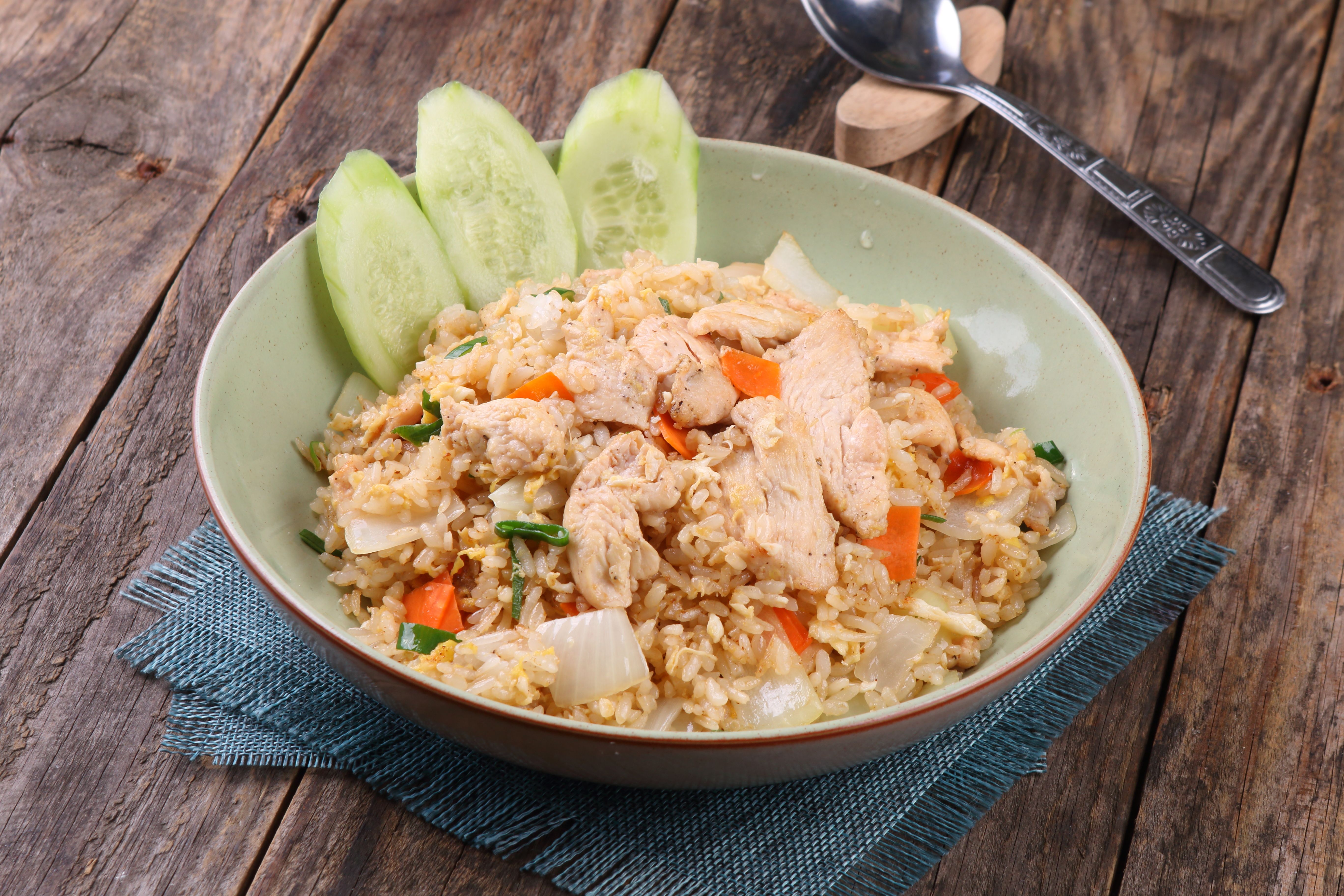 Cơm Chiên Gà Ngon Với Rau Tươi · Ảnh có sẵn miễn phí
