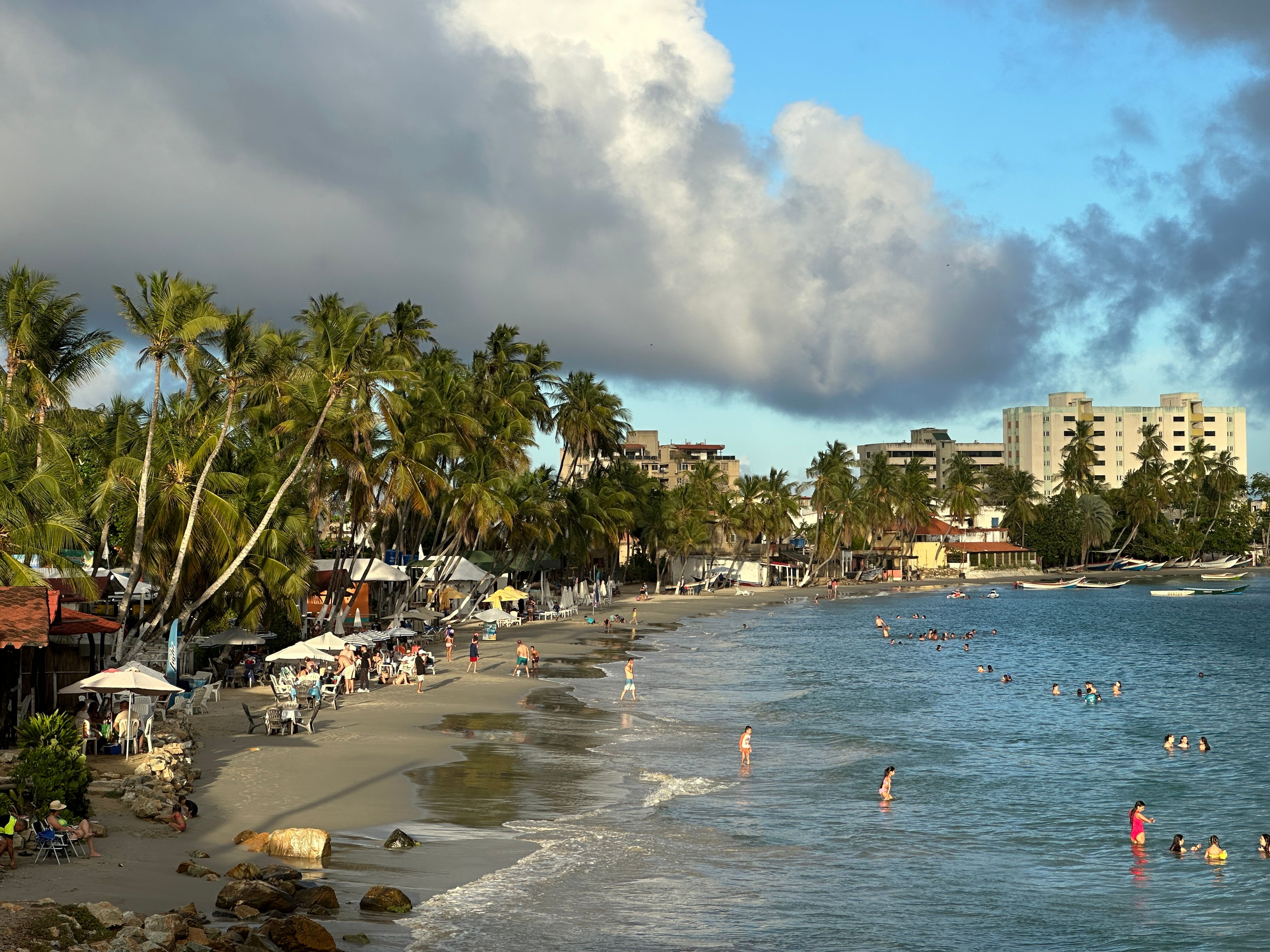 Playa Panorámica En Pampatar, Venezuela, Durante La Puesta De Sol ...