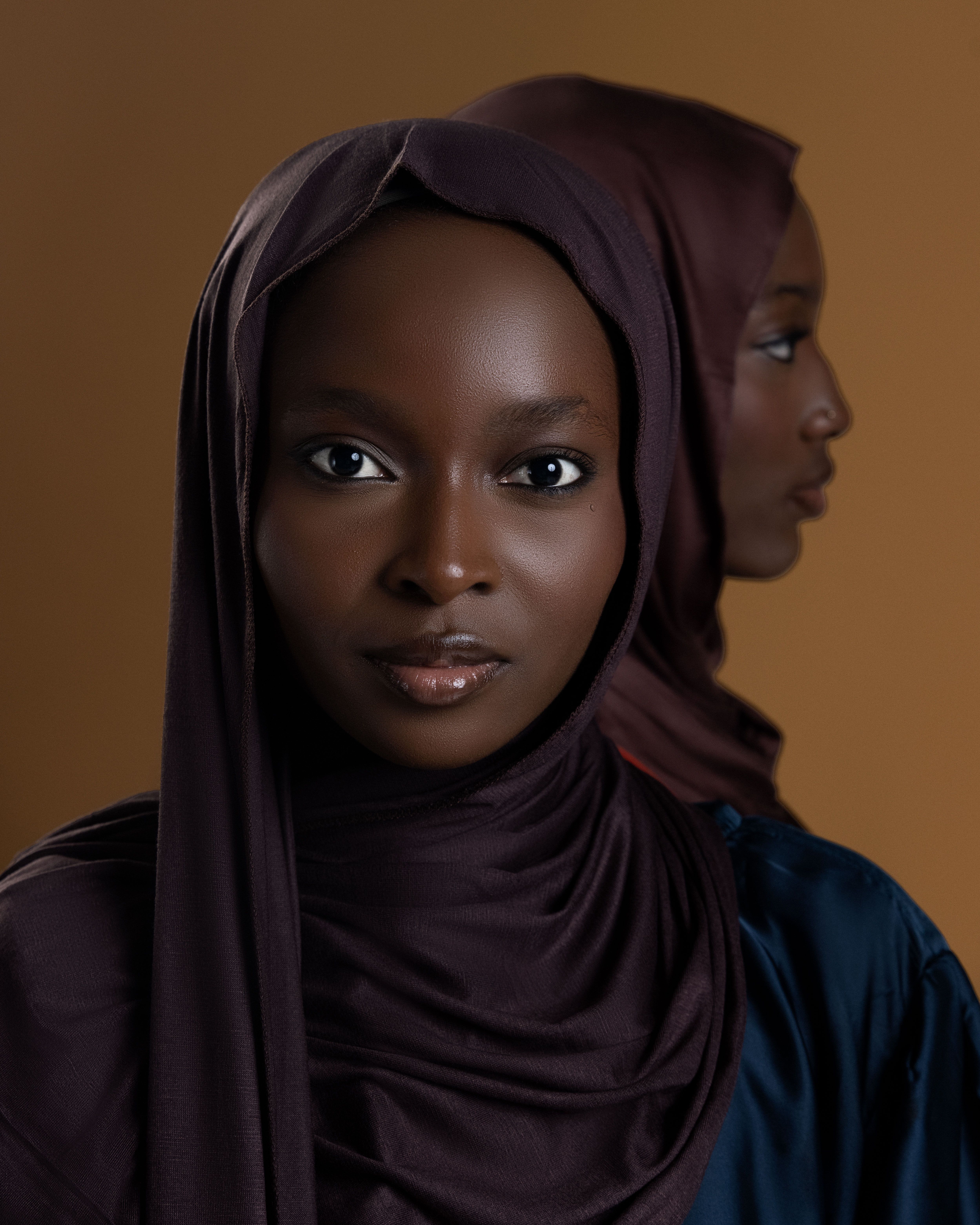 Portrait élégant De Femmes Voilées Sur Fond Marron · Photo gratuite