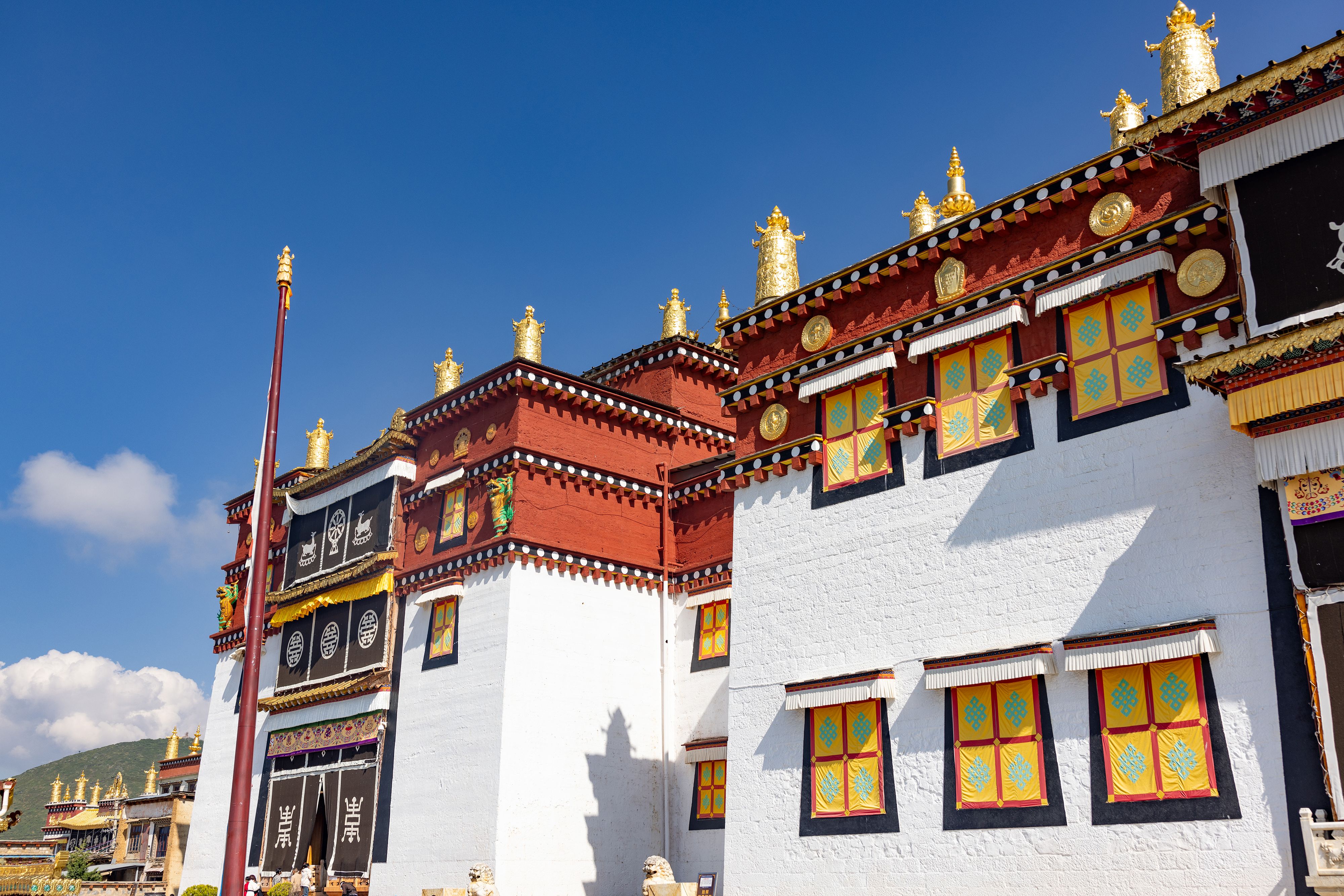 Spectacular Tibetan Monastery under Clear Blue Sky · Free Stock Photo