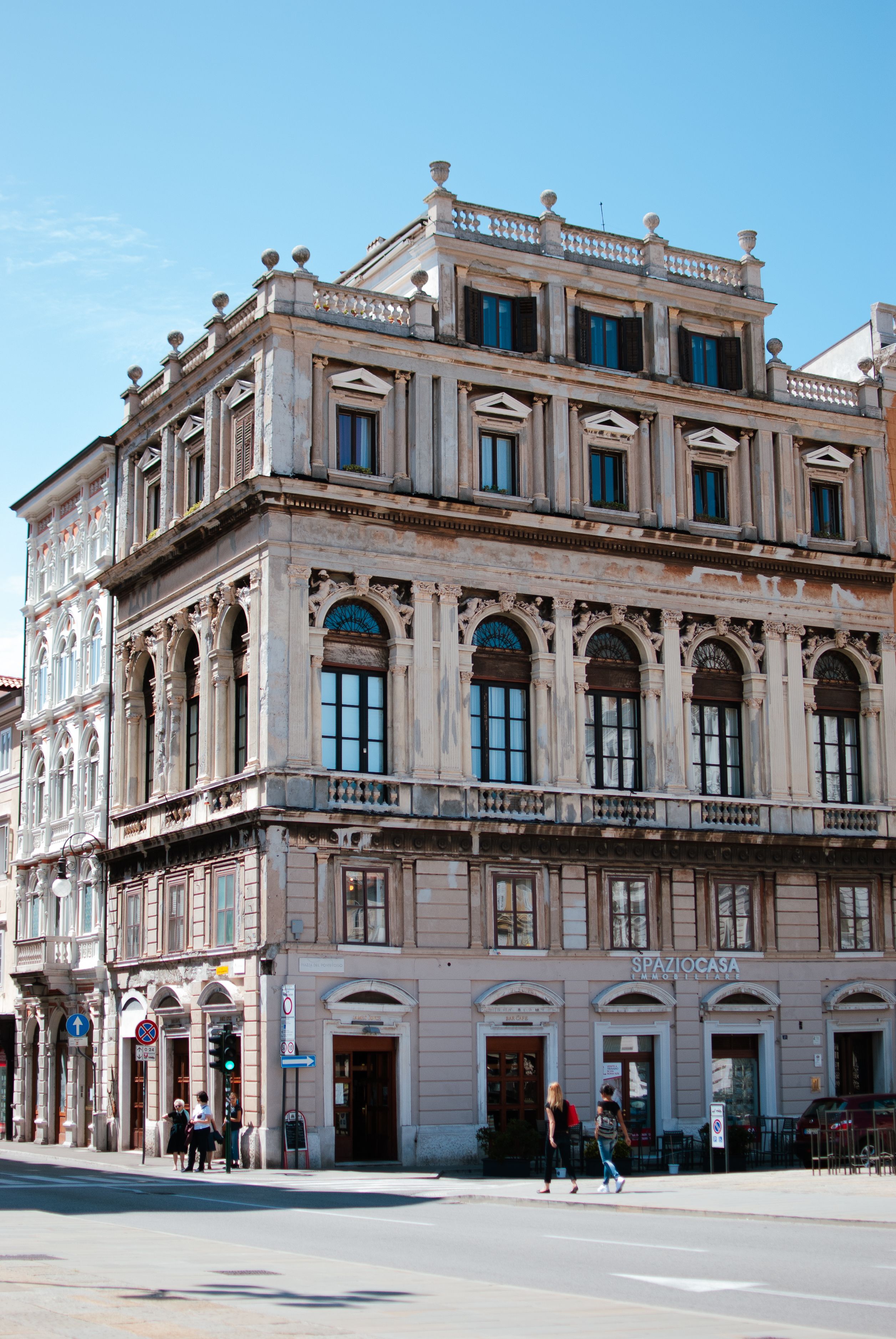Elegant Historical Building on a Sunny Day · Free Stock Photo