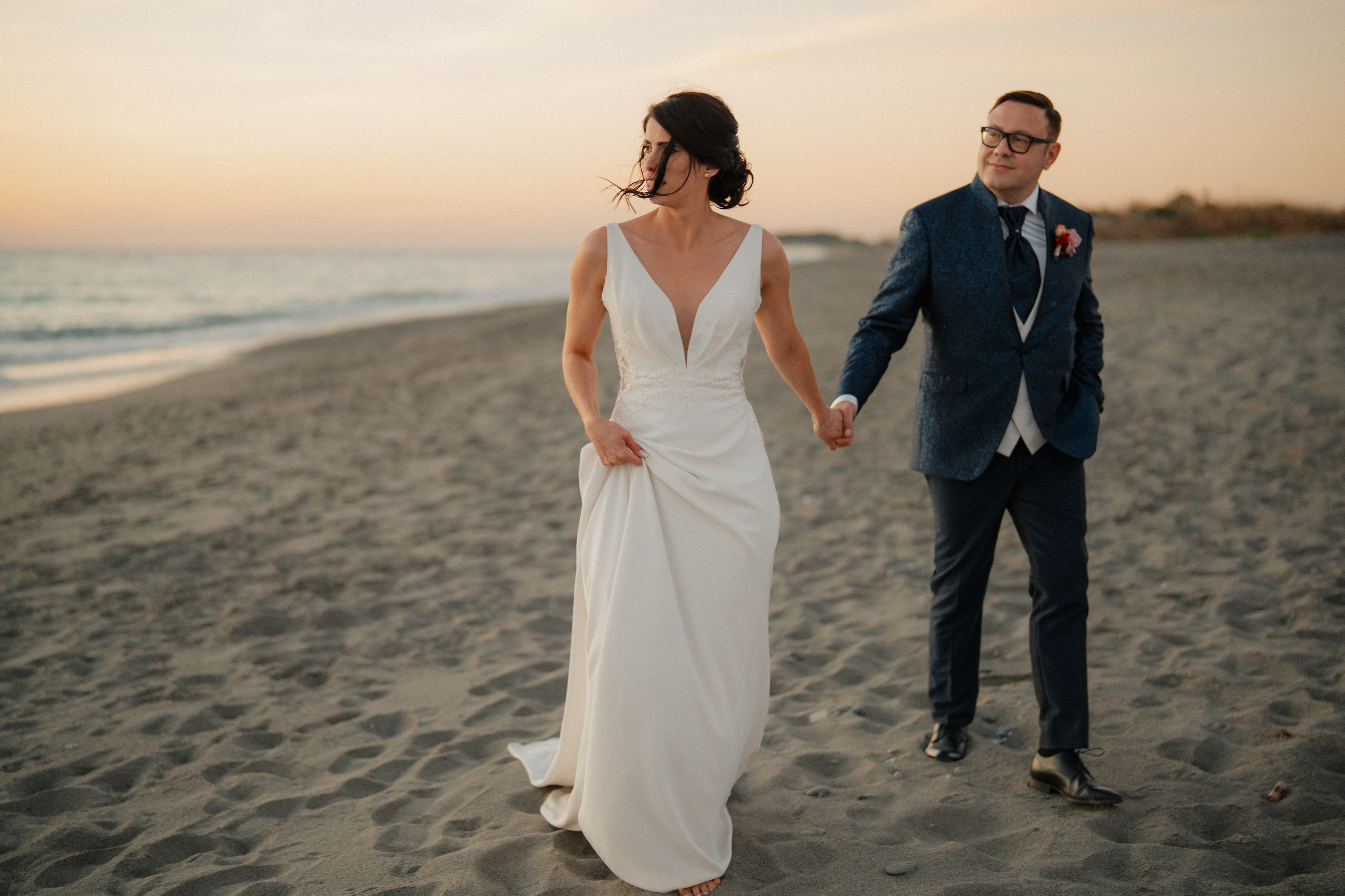 Foto de stock gratuita sobre alegría, amor, arena, asociación, boda al ...