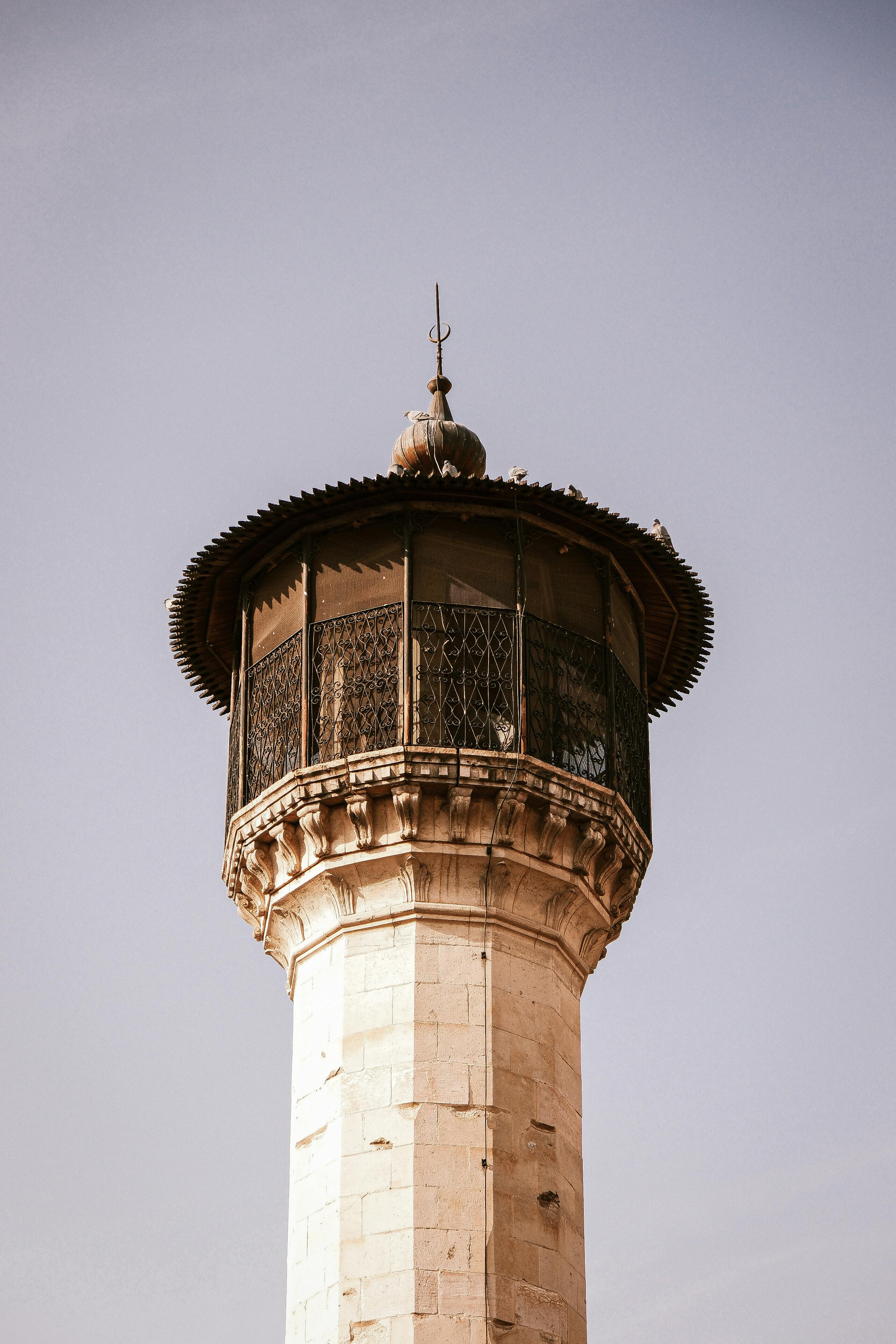 Historischer Turm Mit Kunstvollem Schmiedeeisen Und Kuppel ...