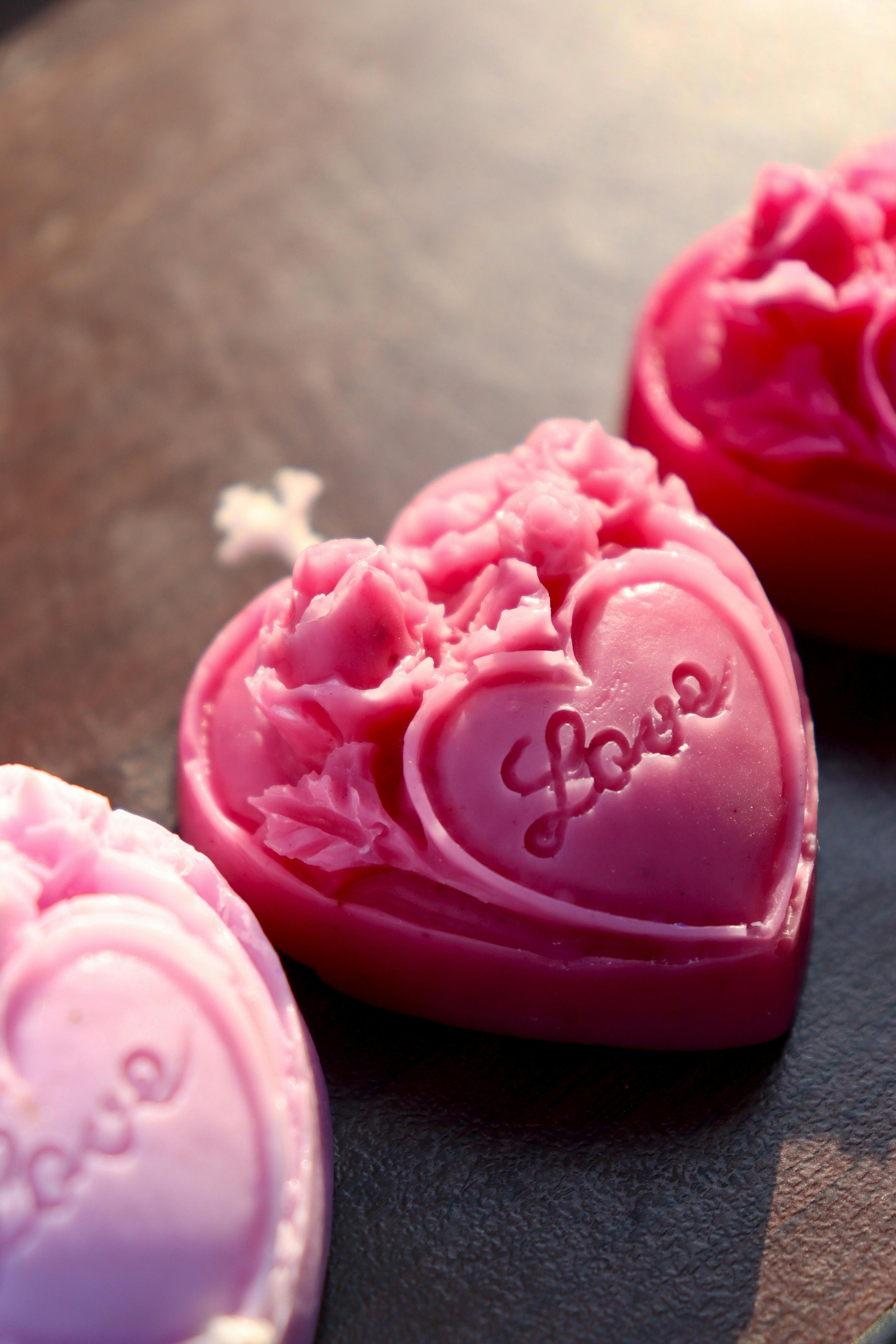 Jabón Rosa En Forma De Corazón Con Inscripción De Amor · Foto de stock ...