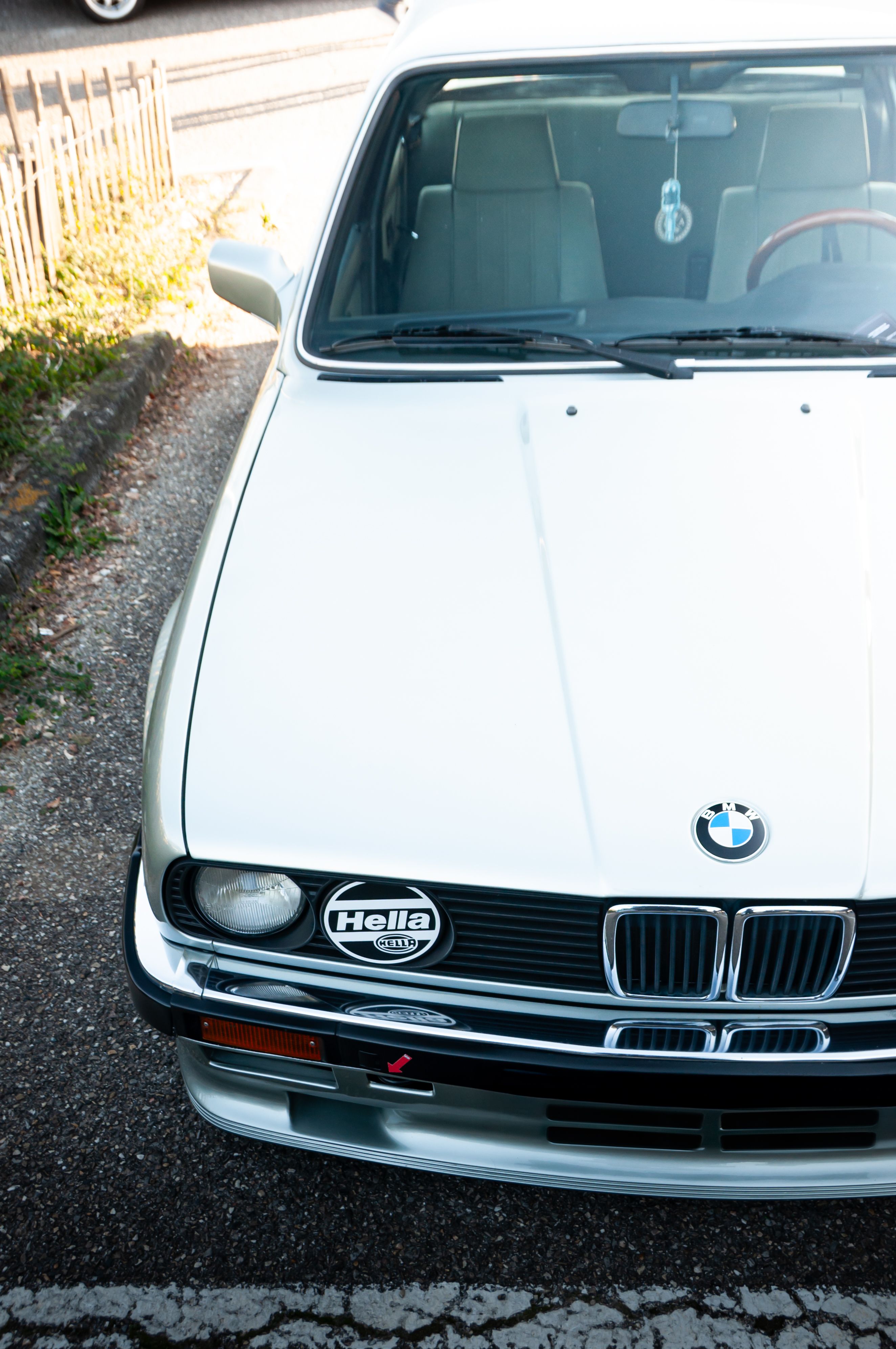 Classic BMW Sedan Front View with Chrome Detailing · Free Stock Photo