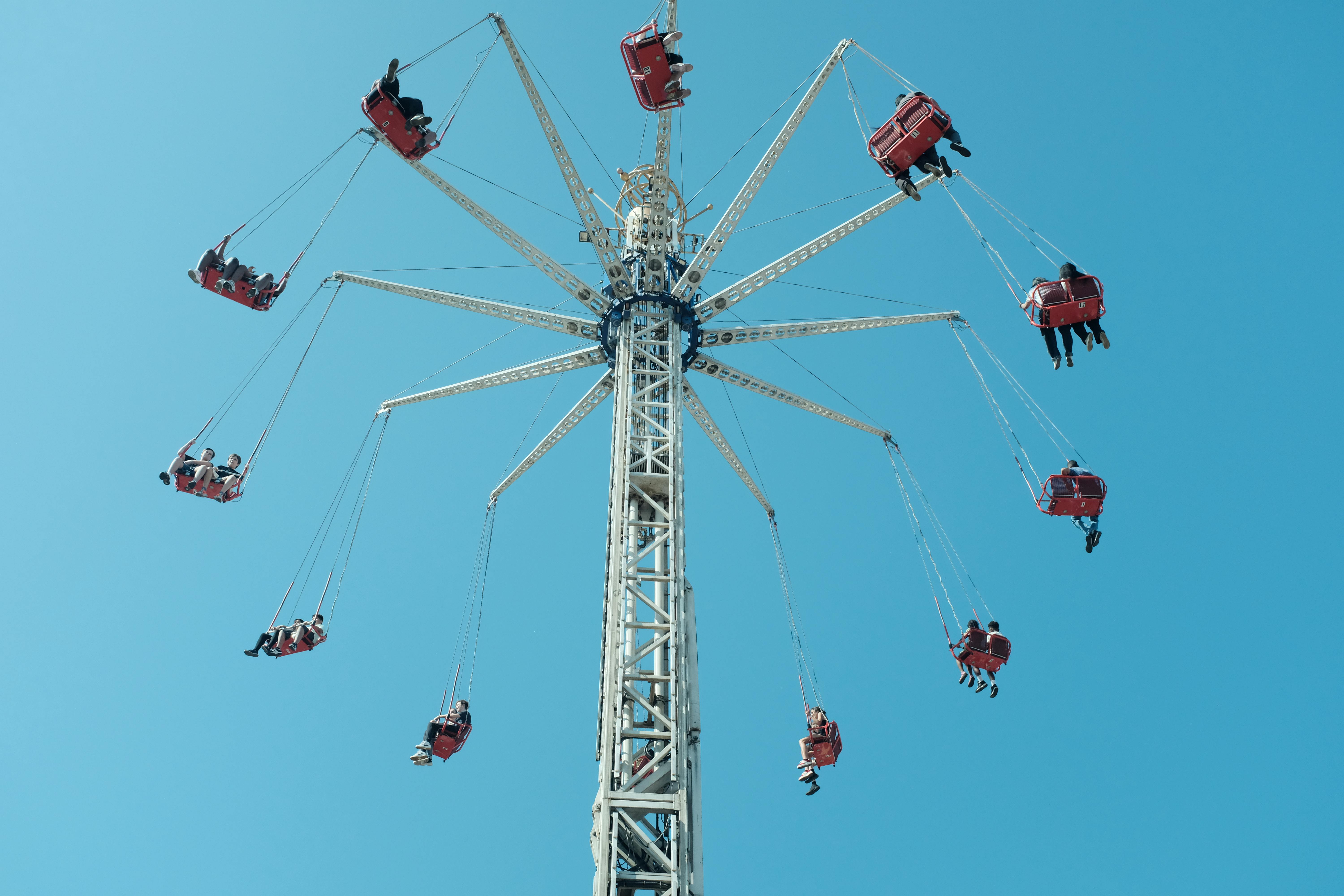 Passeio De Balanço Contra Um Céu Azul Claro Na Feira · Foto ...
