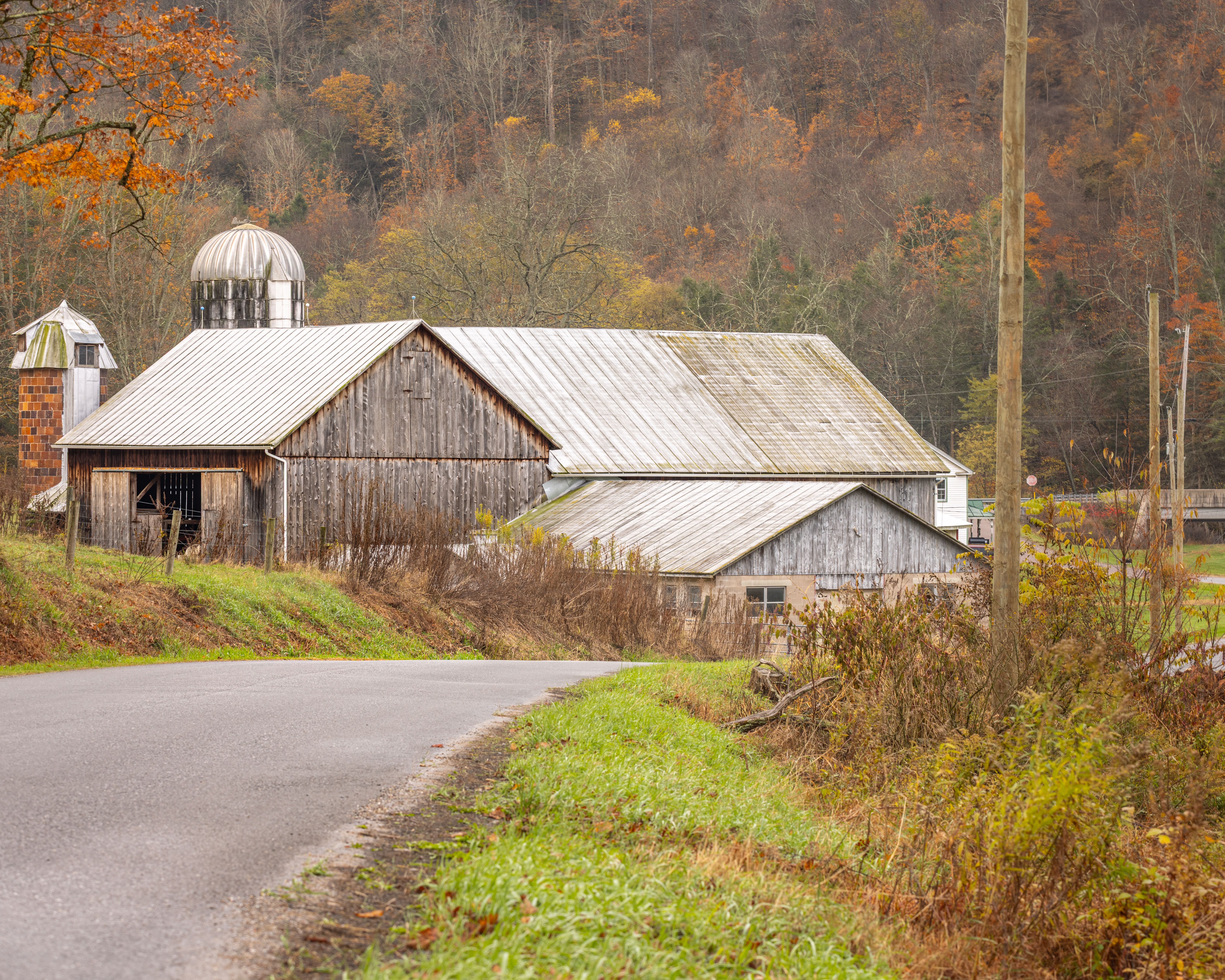 Scenic Fall Barn in Pennsylvania Countryside · Free Stock Photo