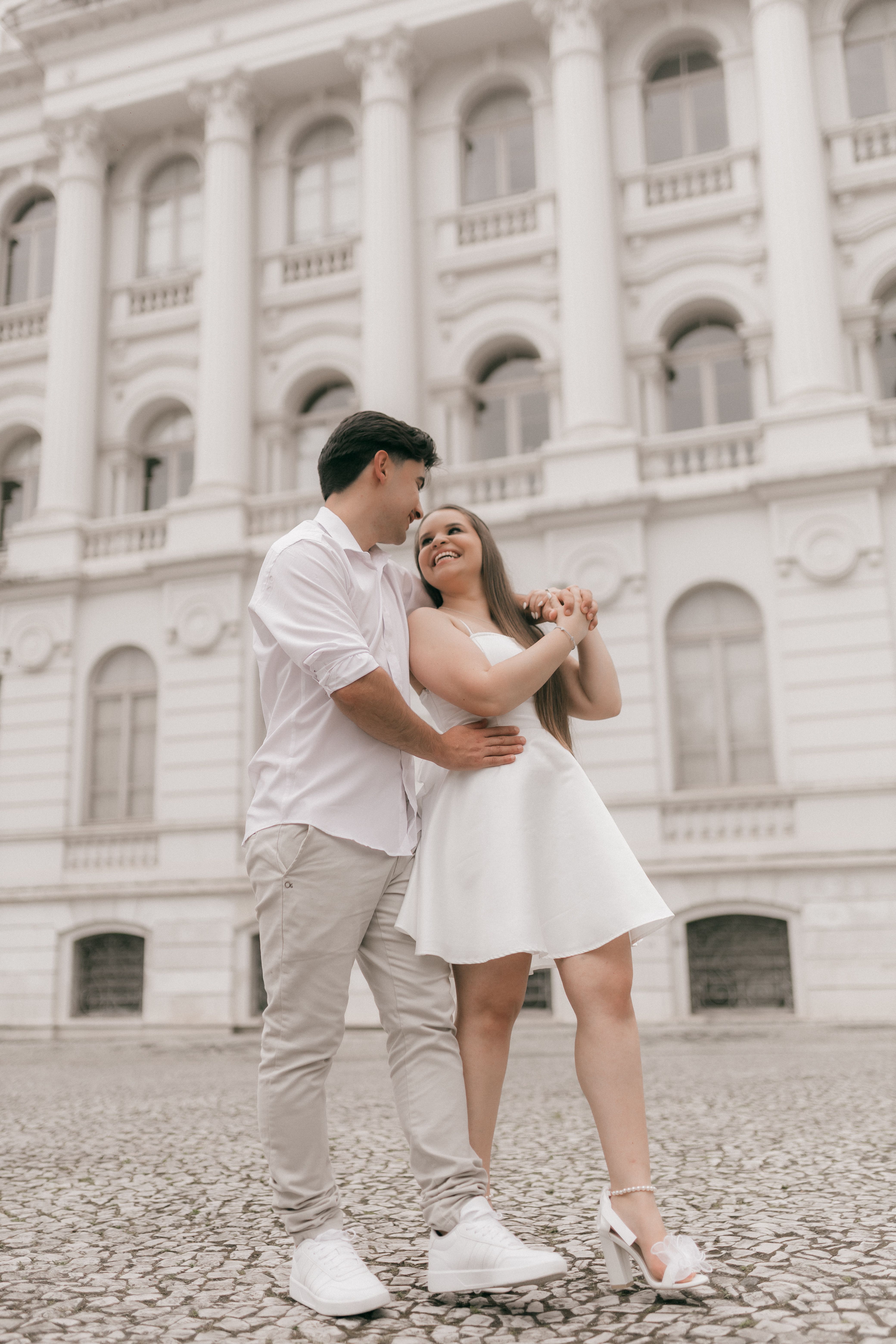Romantic Couple in Front of Historic Building · Free Stock Photo