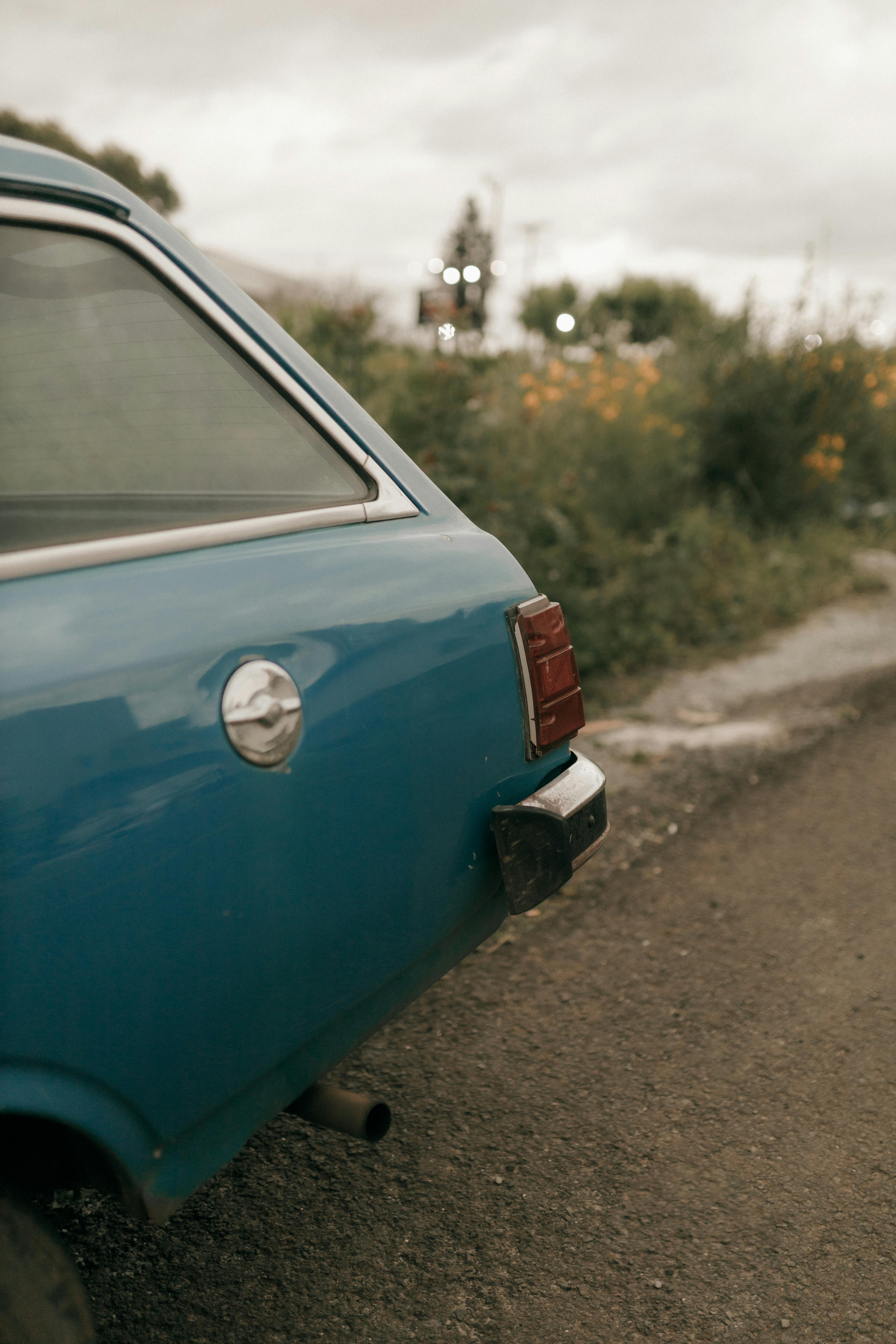 Coche Azul Clásico En Una Carretera Rural · Foto de stock gratuita