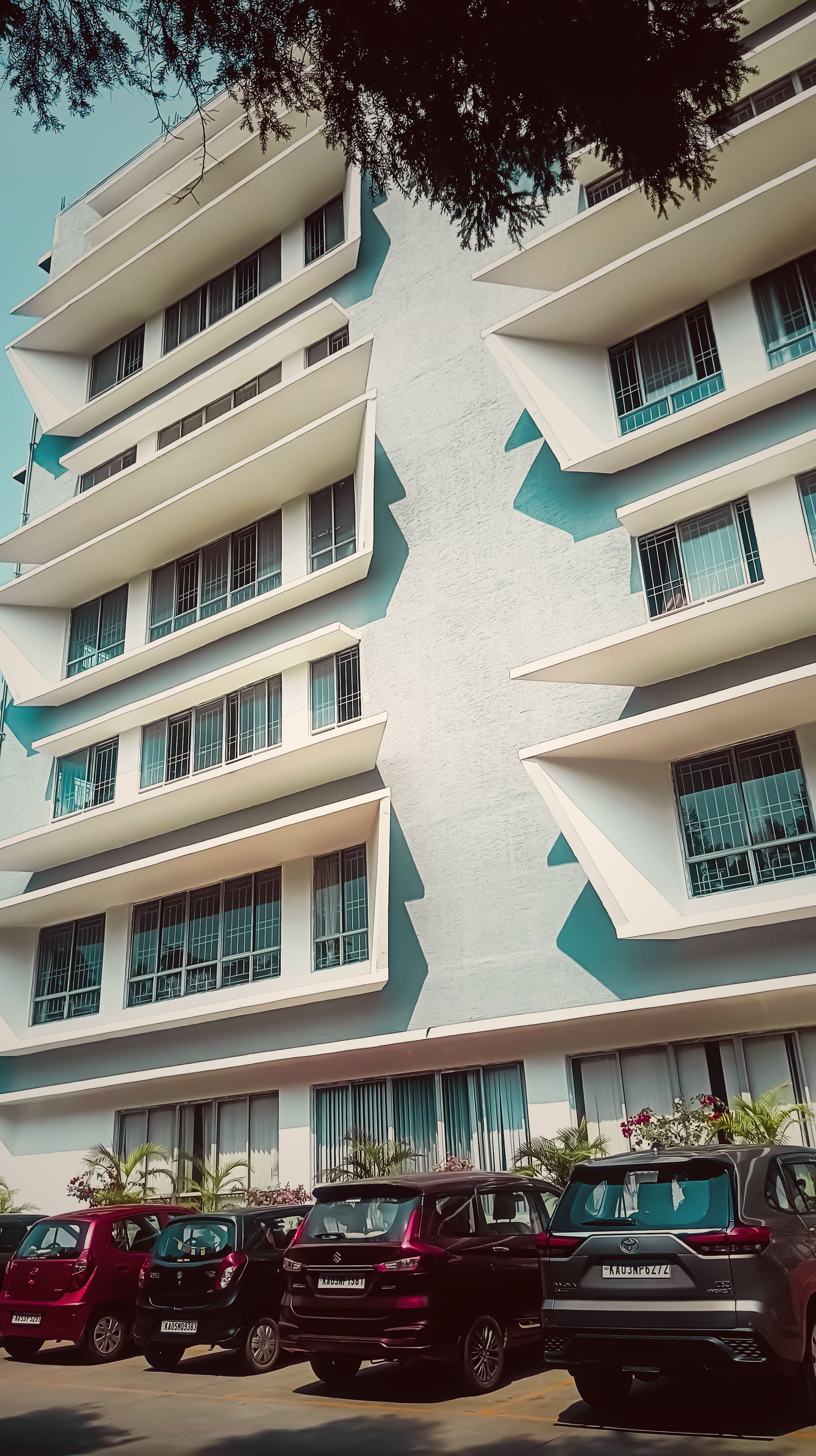 Modern Architectural Building Exterior with Cars · Free Stock Photo
