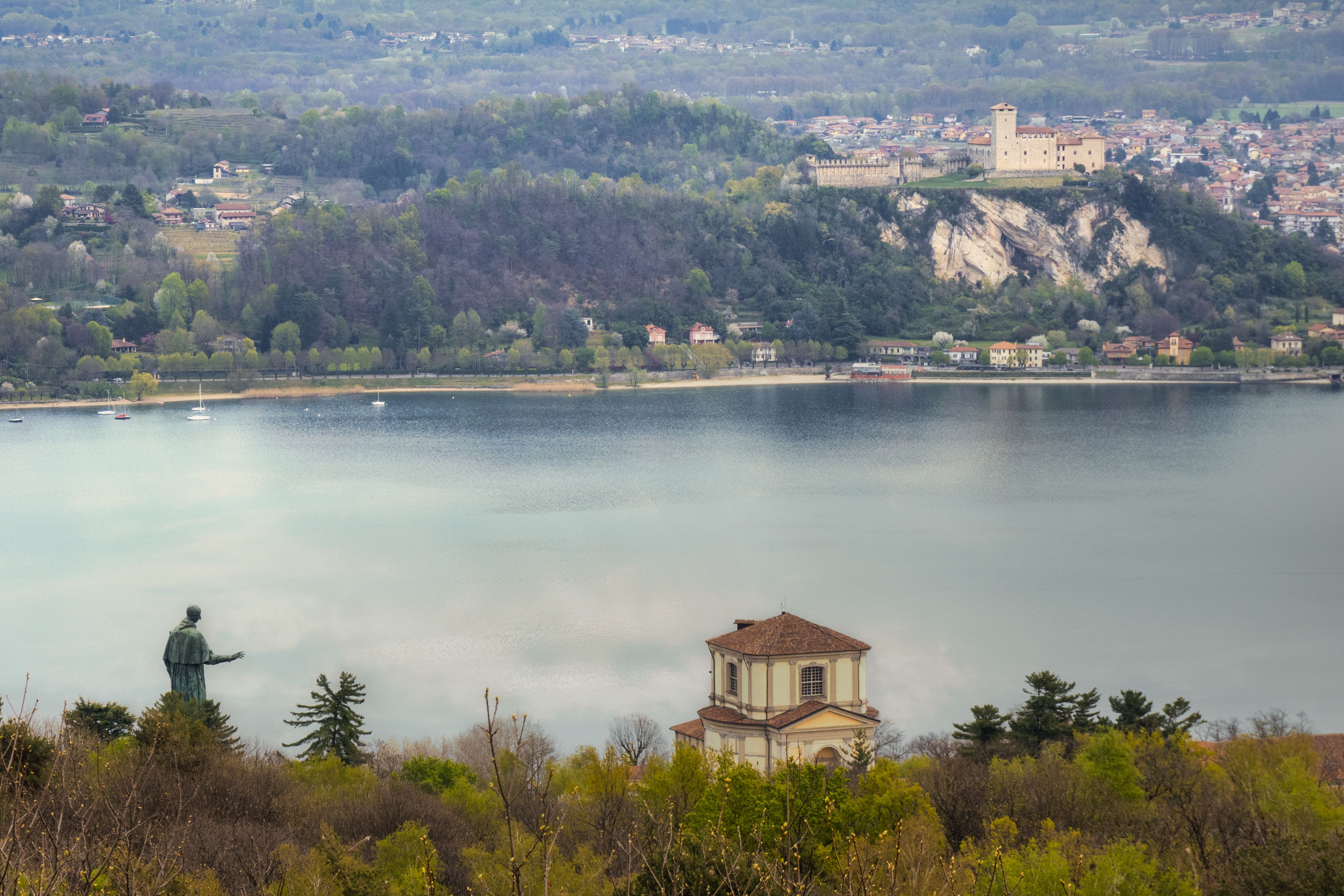 Vista Panorámica Del Lago Mayor Con Rocca Borromeo · Foto de stock gratuita