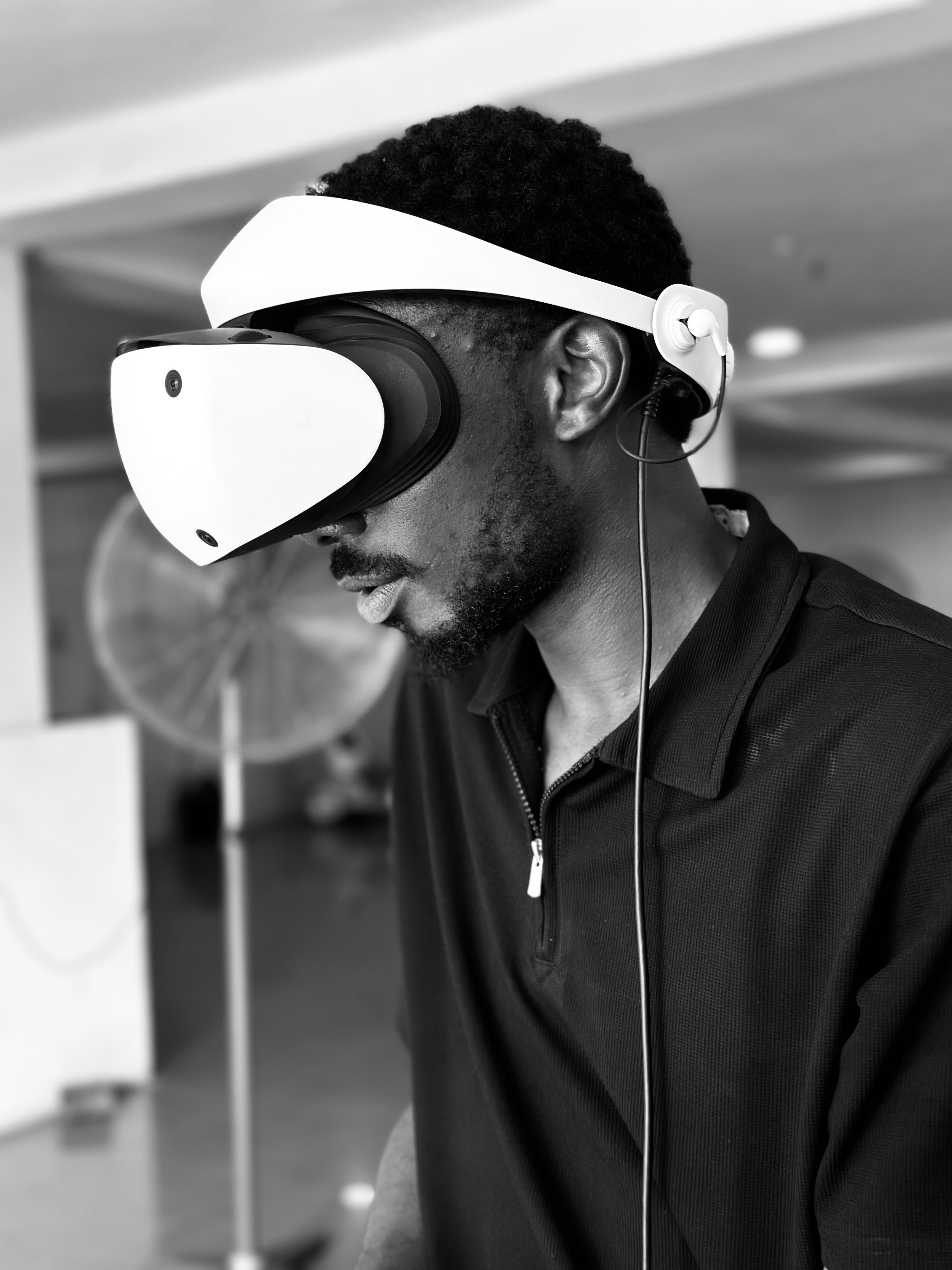 Pria Terlibat Dengan Headset Realitas Virtual Di Dalam Ruangan · Foto ...