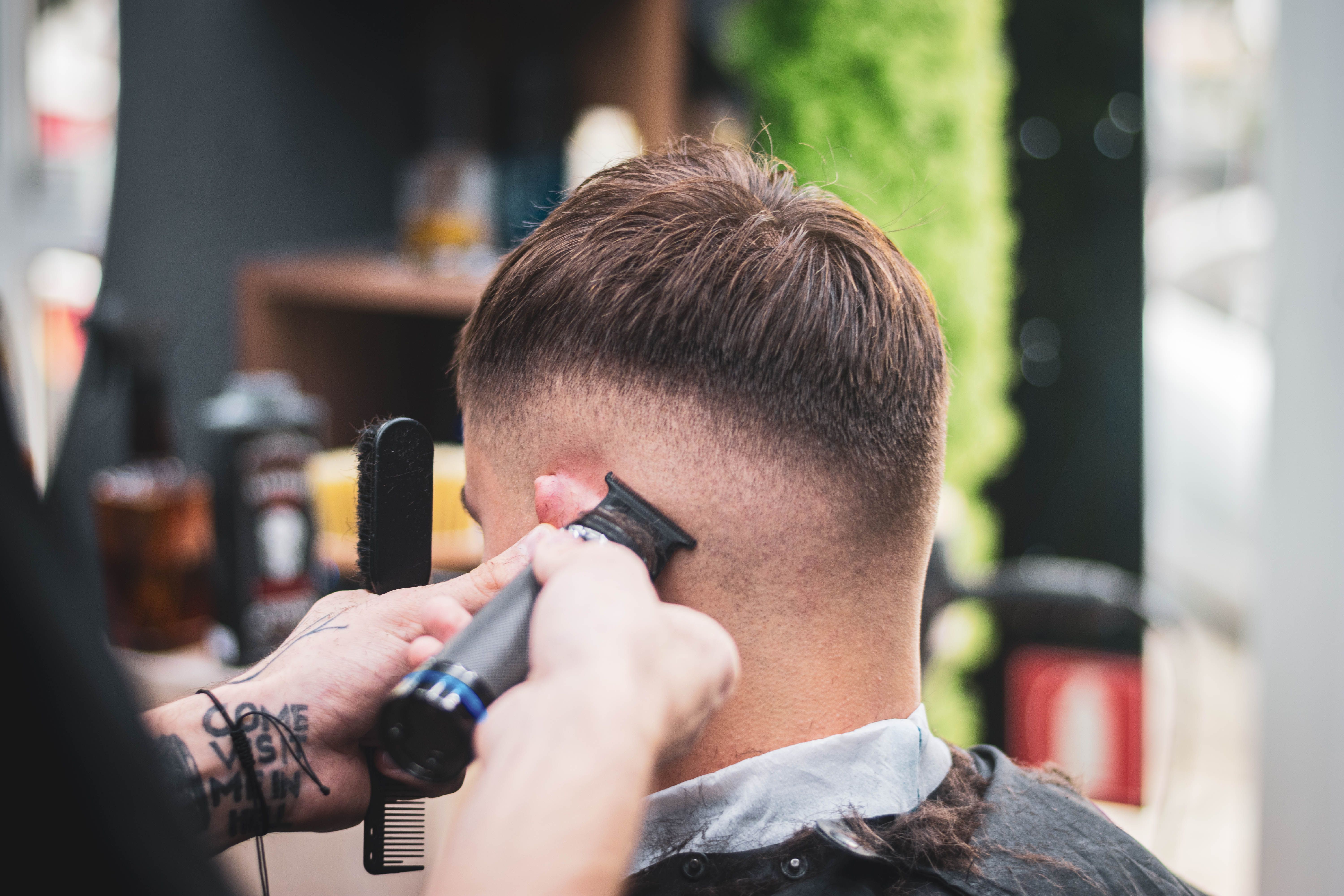 Coiffeur Professionnel Réalisant Une Coupe De Cheveux Classique · Photo ...