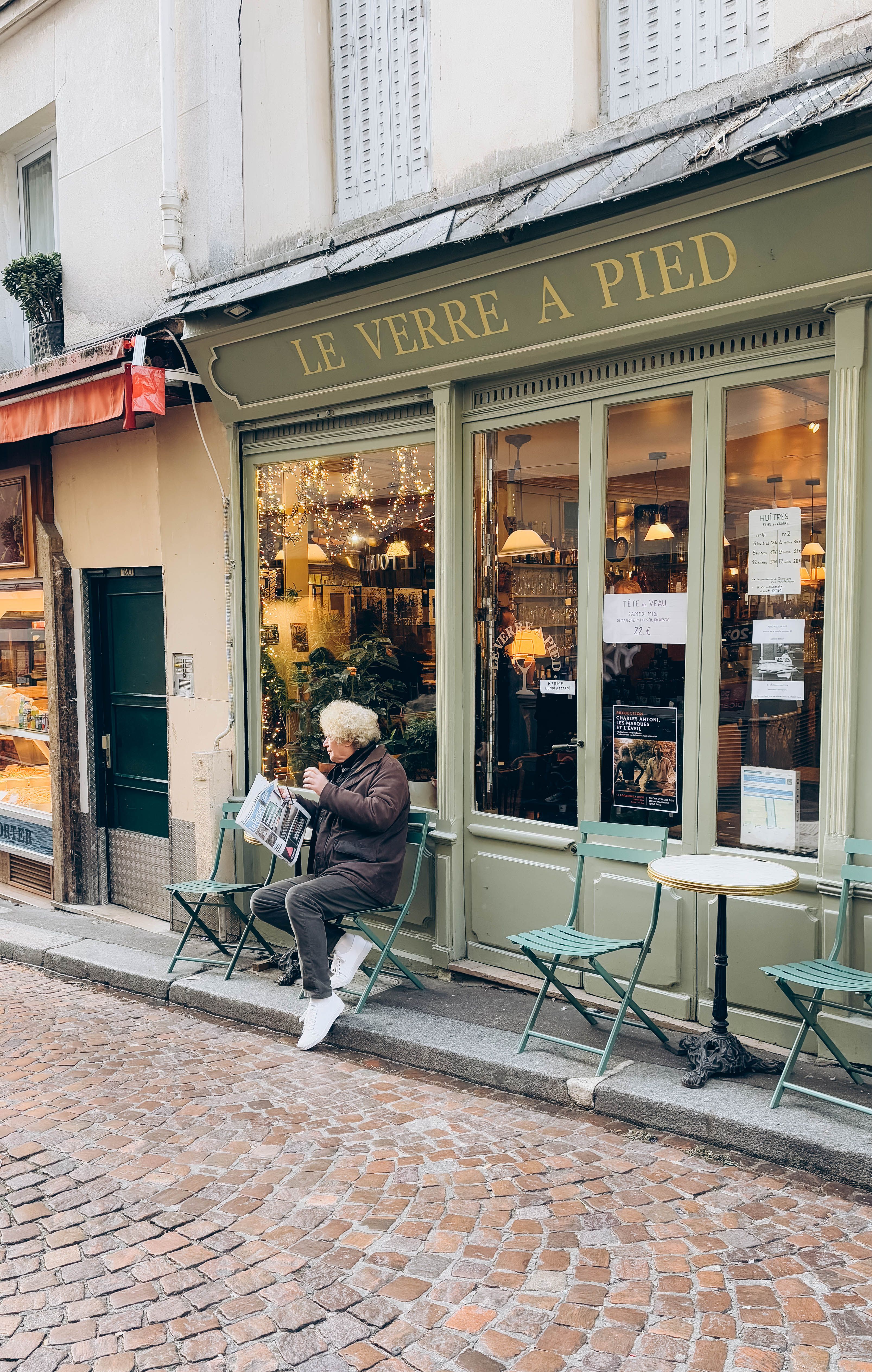 Quaint Parisian Street Scene with Café · Free Stock Photo
