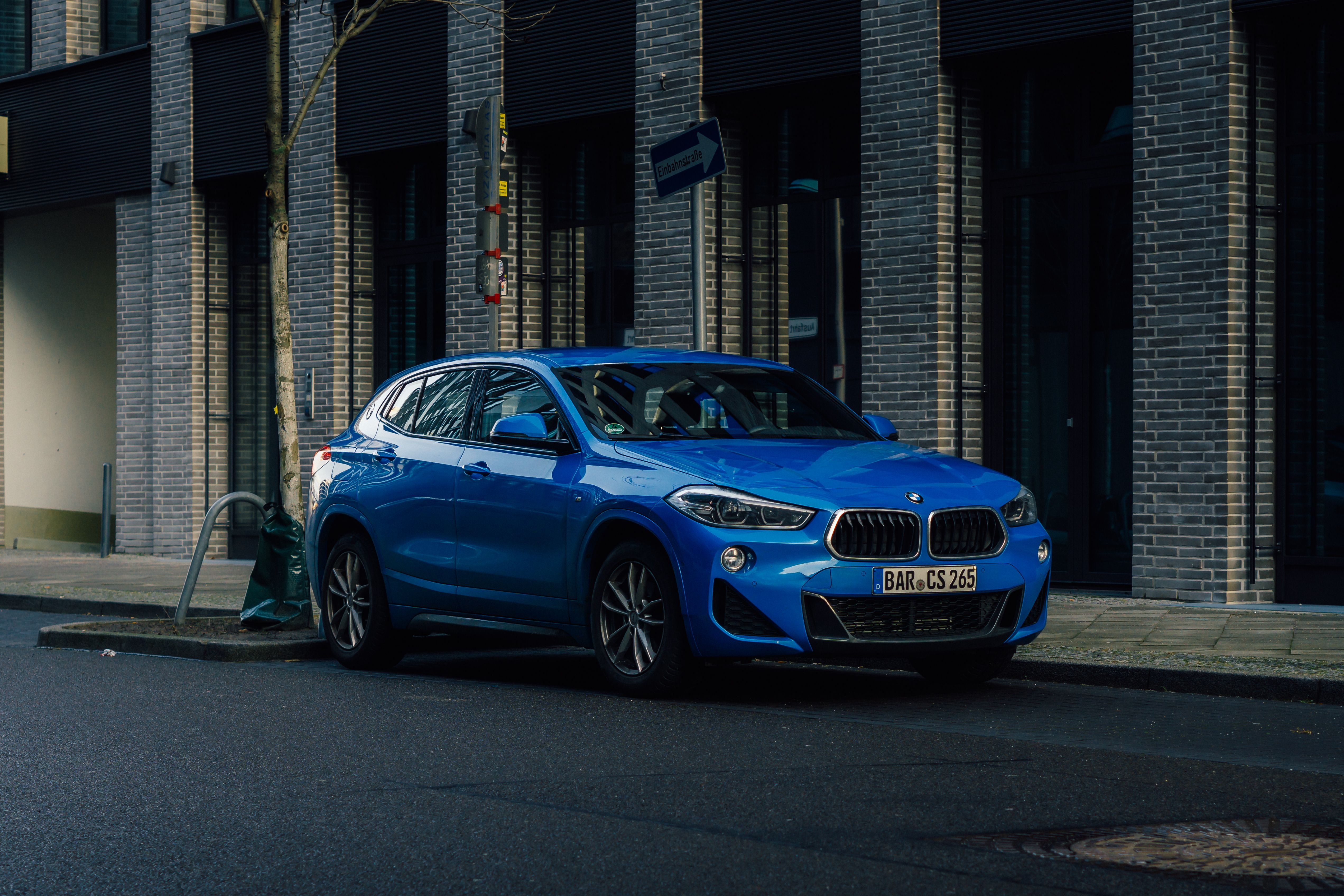 Vibrant Blue SUV Parked in Urban Setting · Free Stock Photo