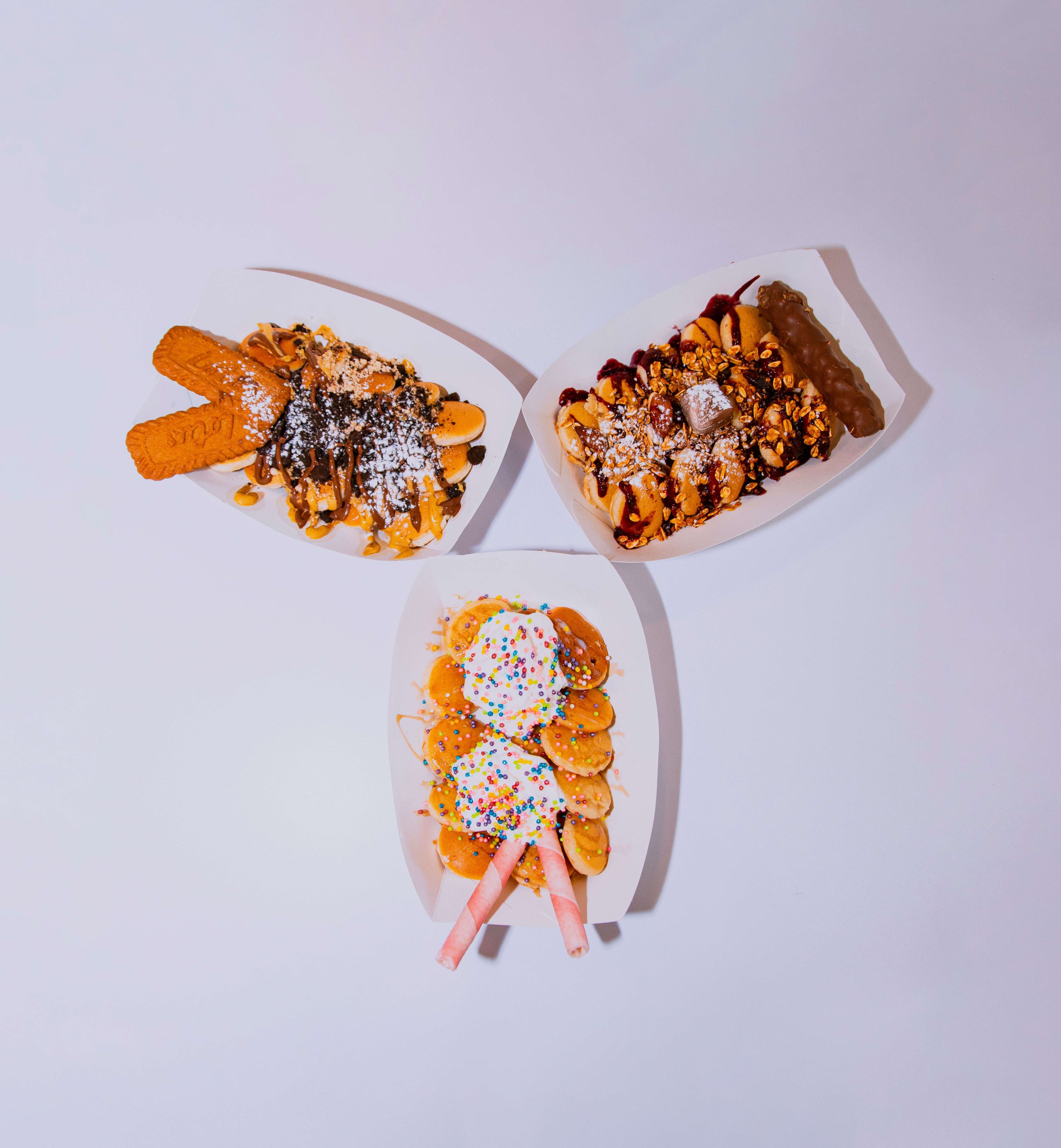 Deliciosos Postres De Gofres Con Coloridos Toppings · Foto de stock ...