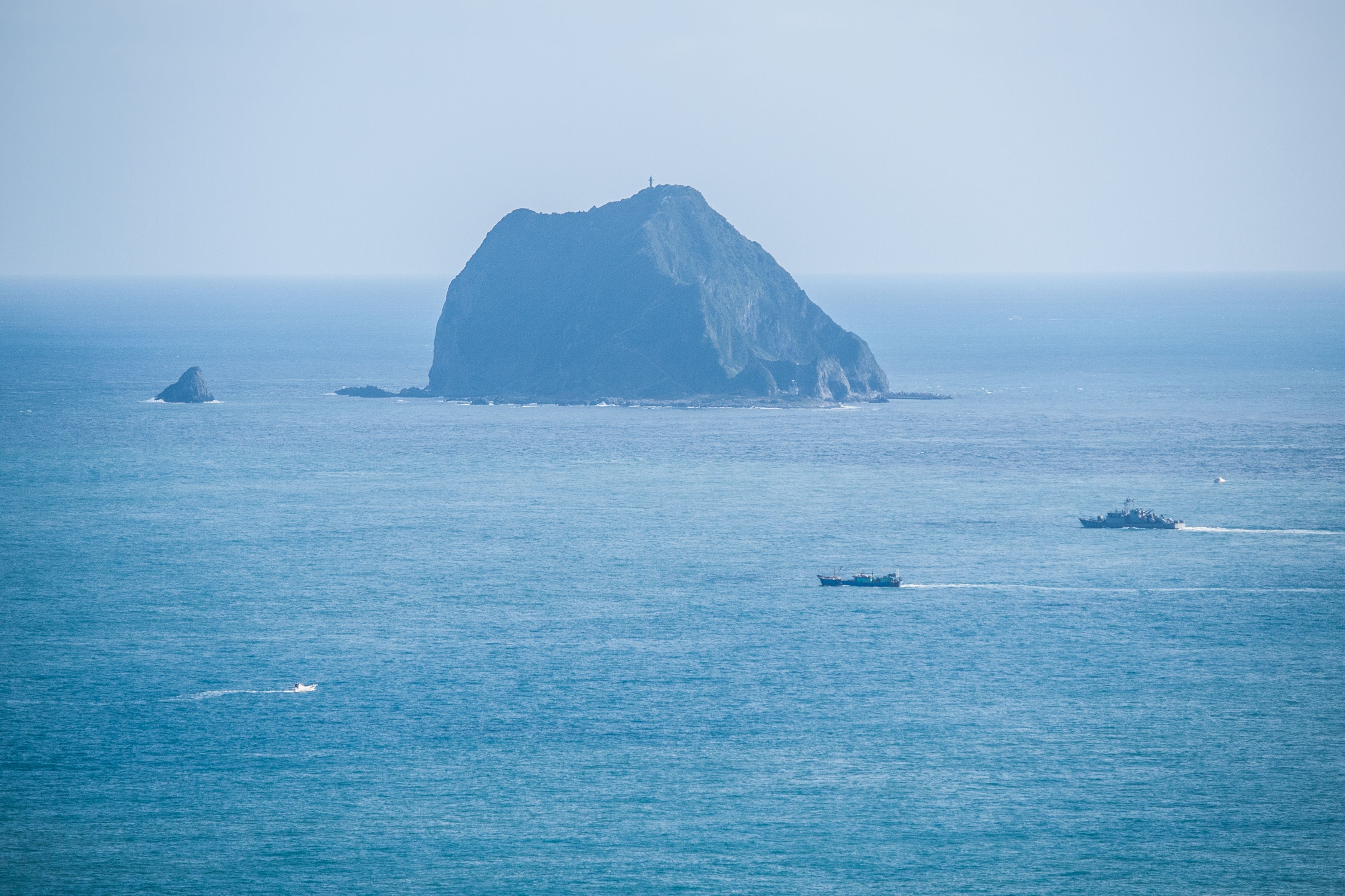 Vista Panorámica De La Isla En Las Aguas Azules Del Océano · Foto de ...