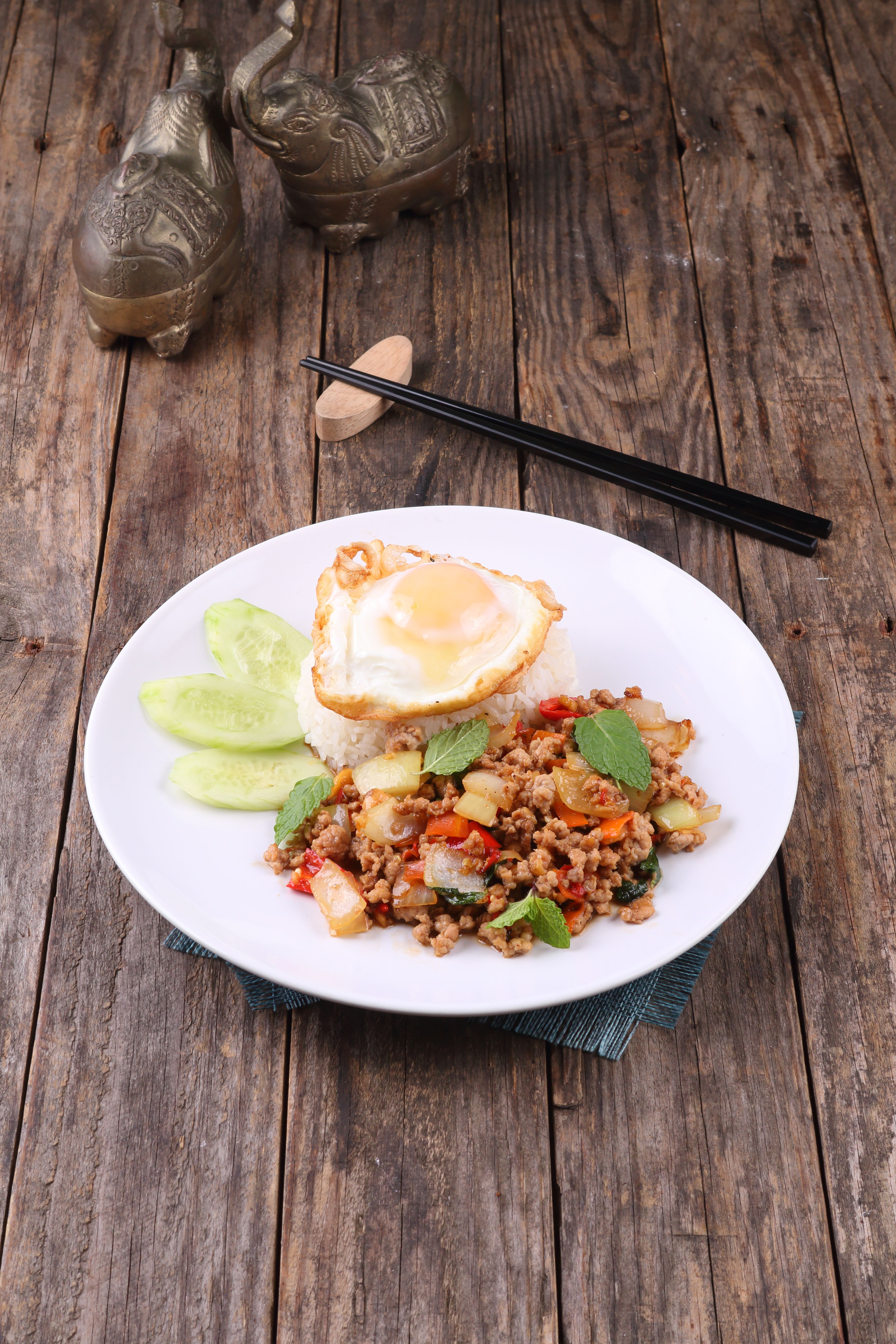 Delicioso Arroz Frito Con Albahaca Tailandesa Y Huevo Frito · Foto de ...