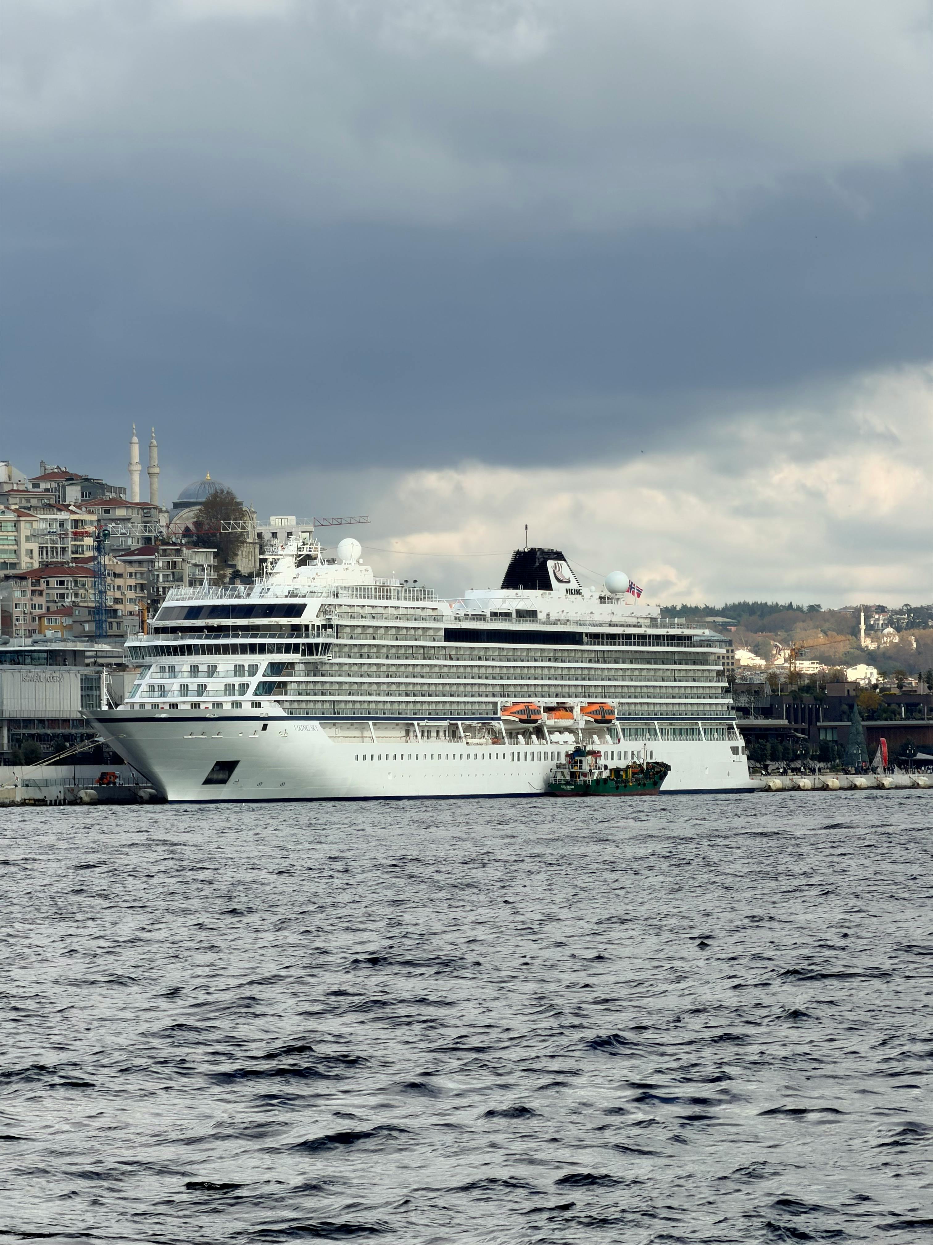 Un Navire De Croisière A Accosté Dans Le Port D'istanbul · Photo gratuite