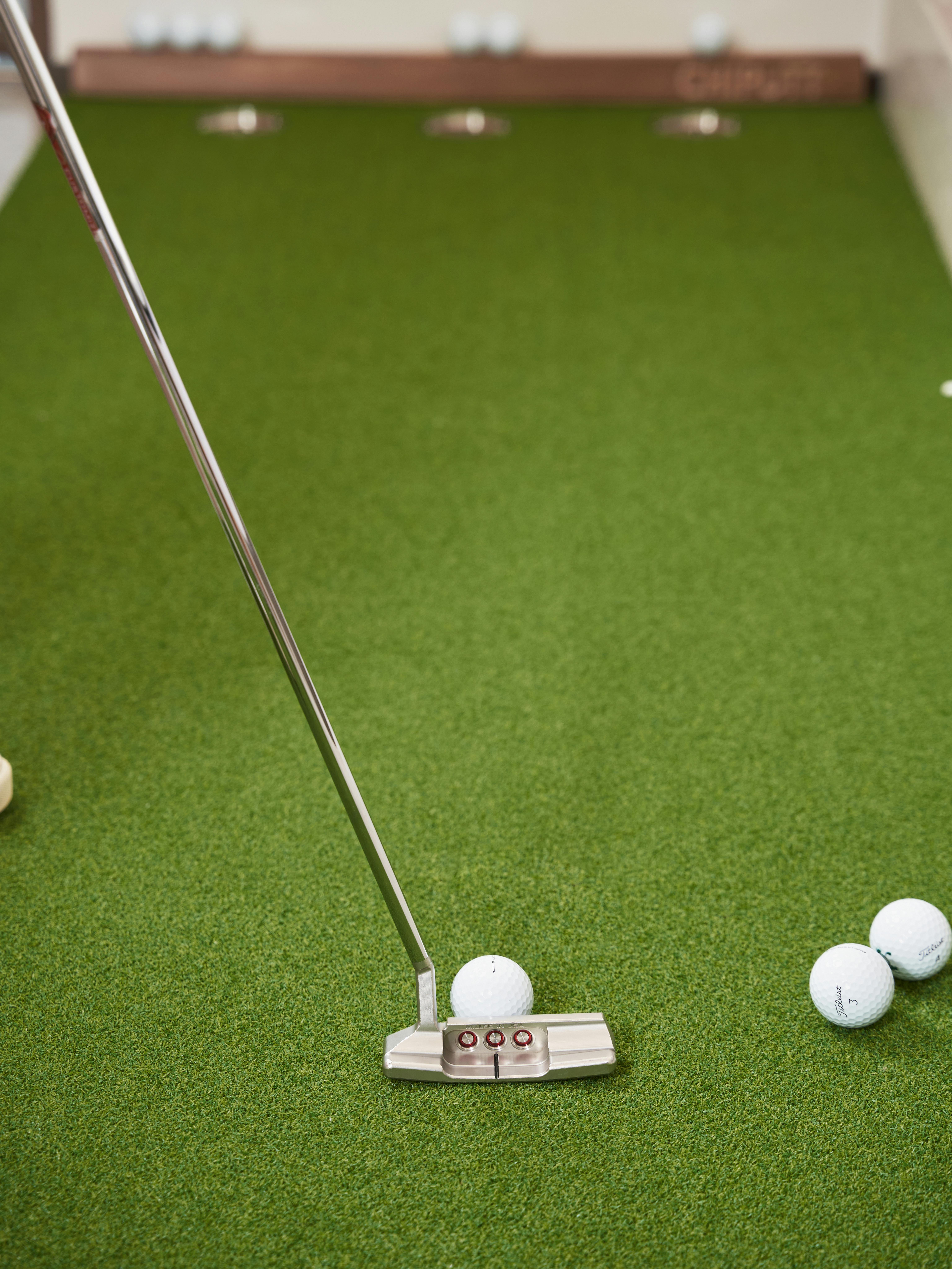 Golf Putting Practice on Indoor Green · Free Stock Photo