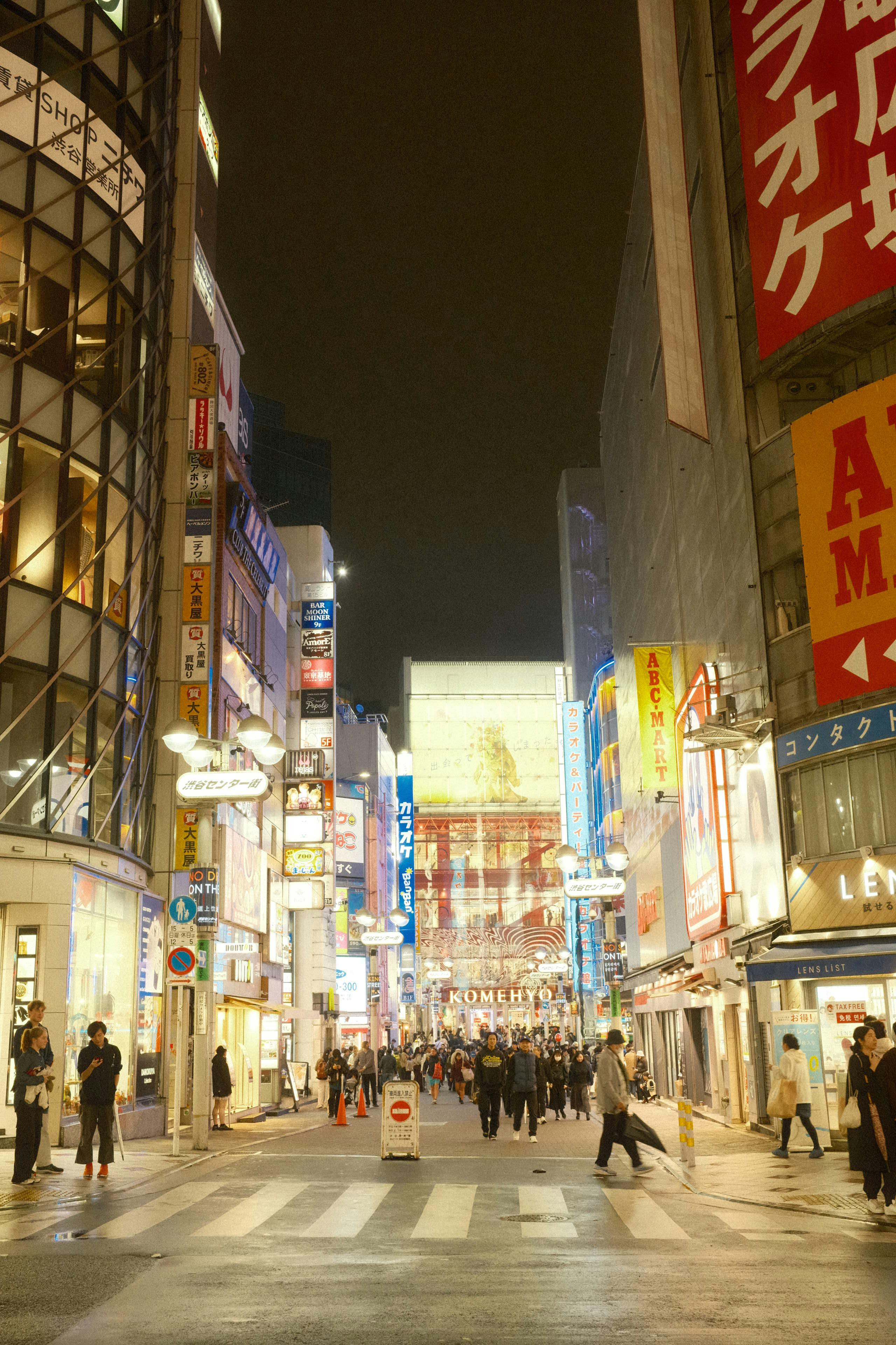 Vibrant Nightlife in Shinjuku, Tokyo Street · Free Stock Photo